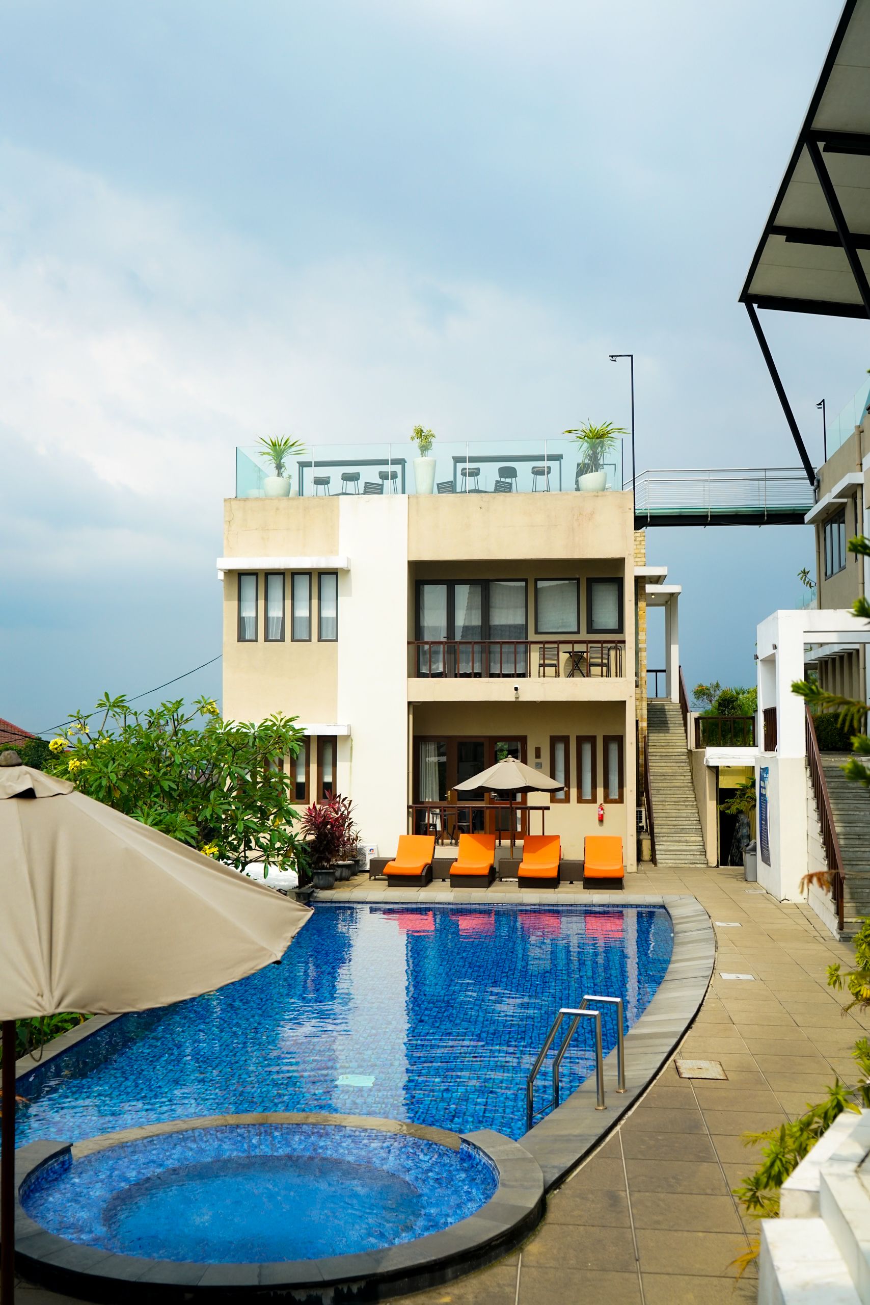 Luxurious Poolside Resort View with Blue Sky · Free Stock Photo