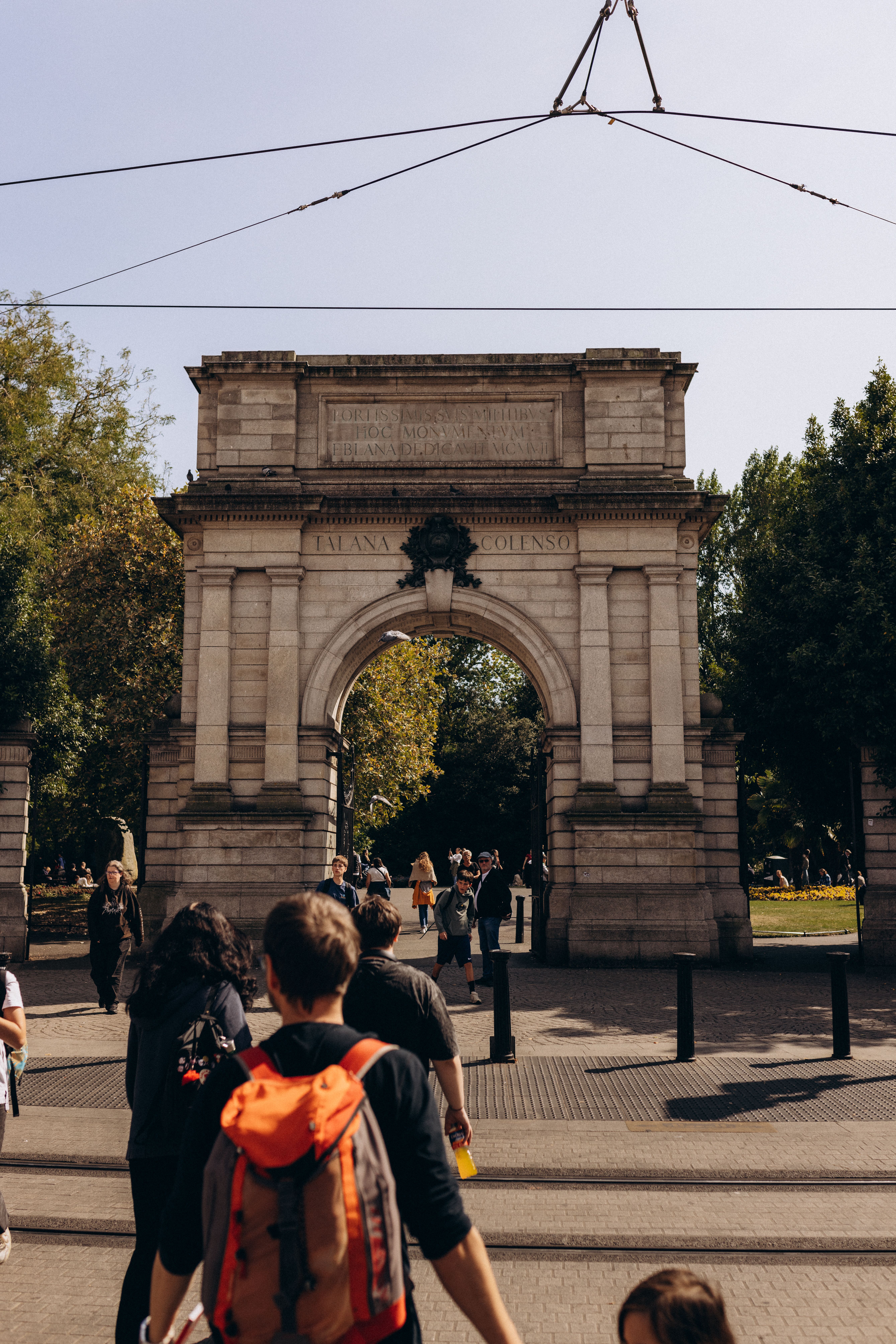 People at Famous Dublin Landmark Arch · Free Stock Photo