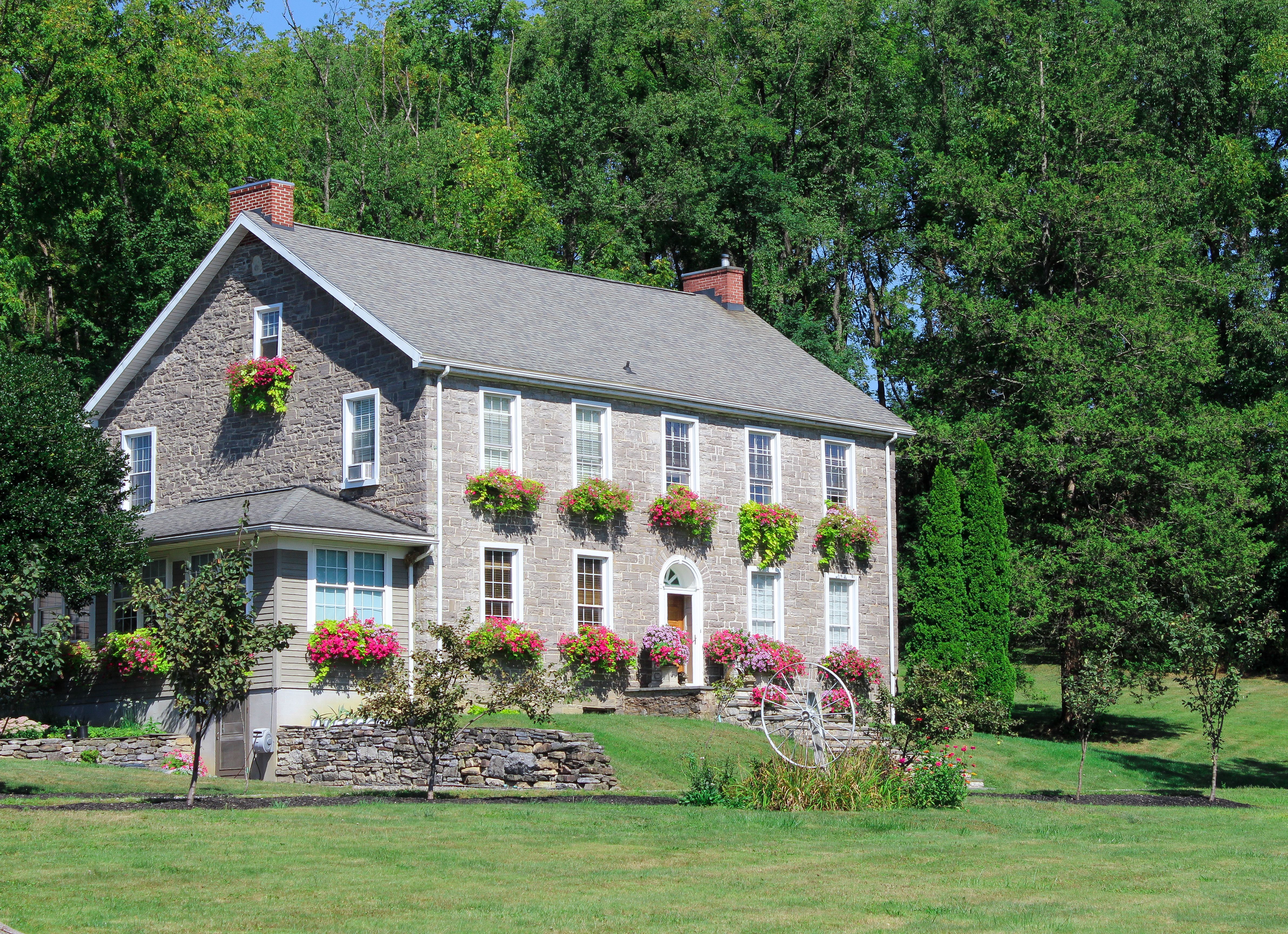 Idyllic Rural Scenery with House · Free Stock Photo