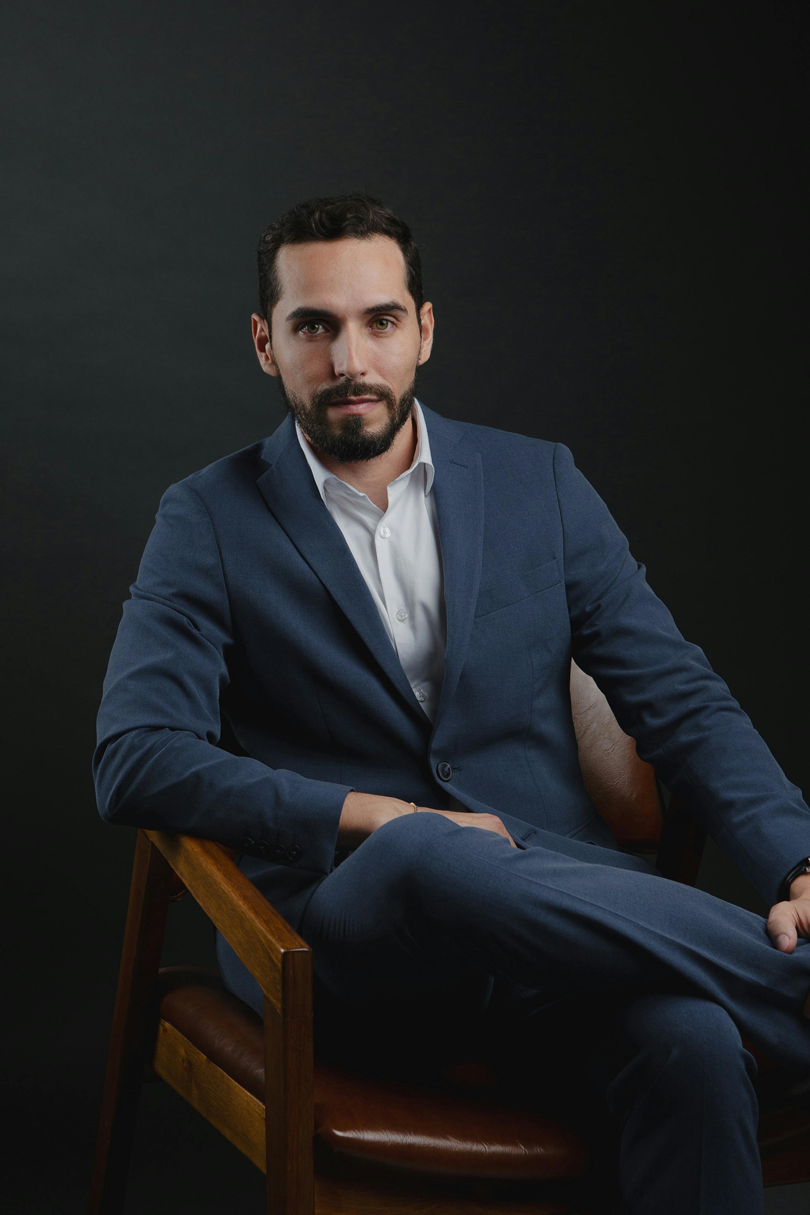 Elegante Retrato De Negocios De Un Hombre De Traje · Foto de stock gratuita