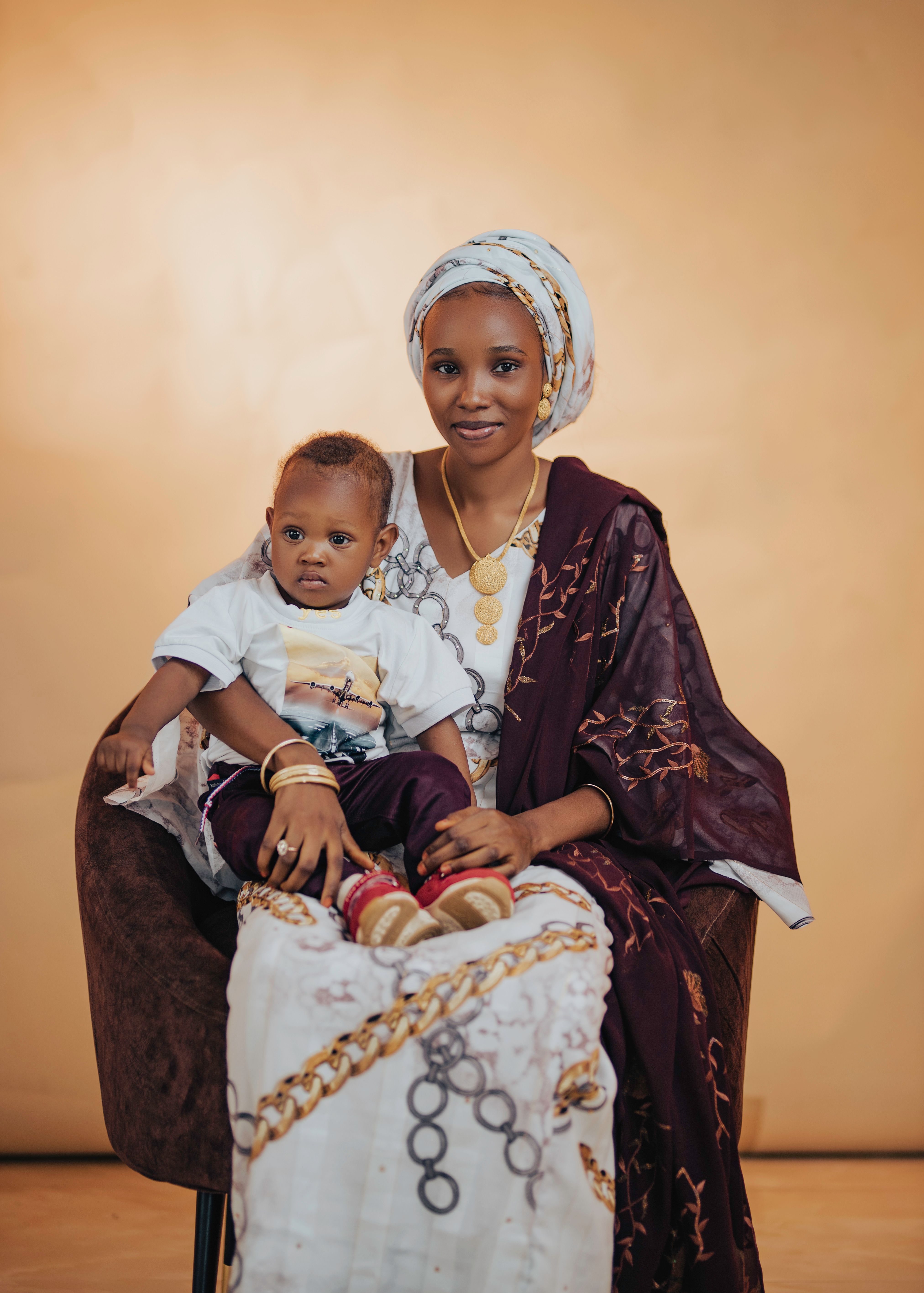 Madre E Hijo Con Atuendos Tradicionales Africanos · Foto de stock gratuita