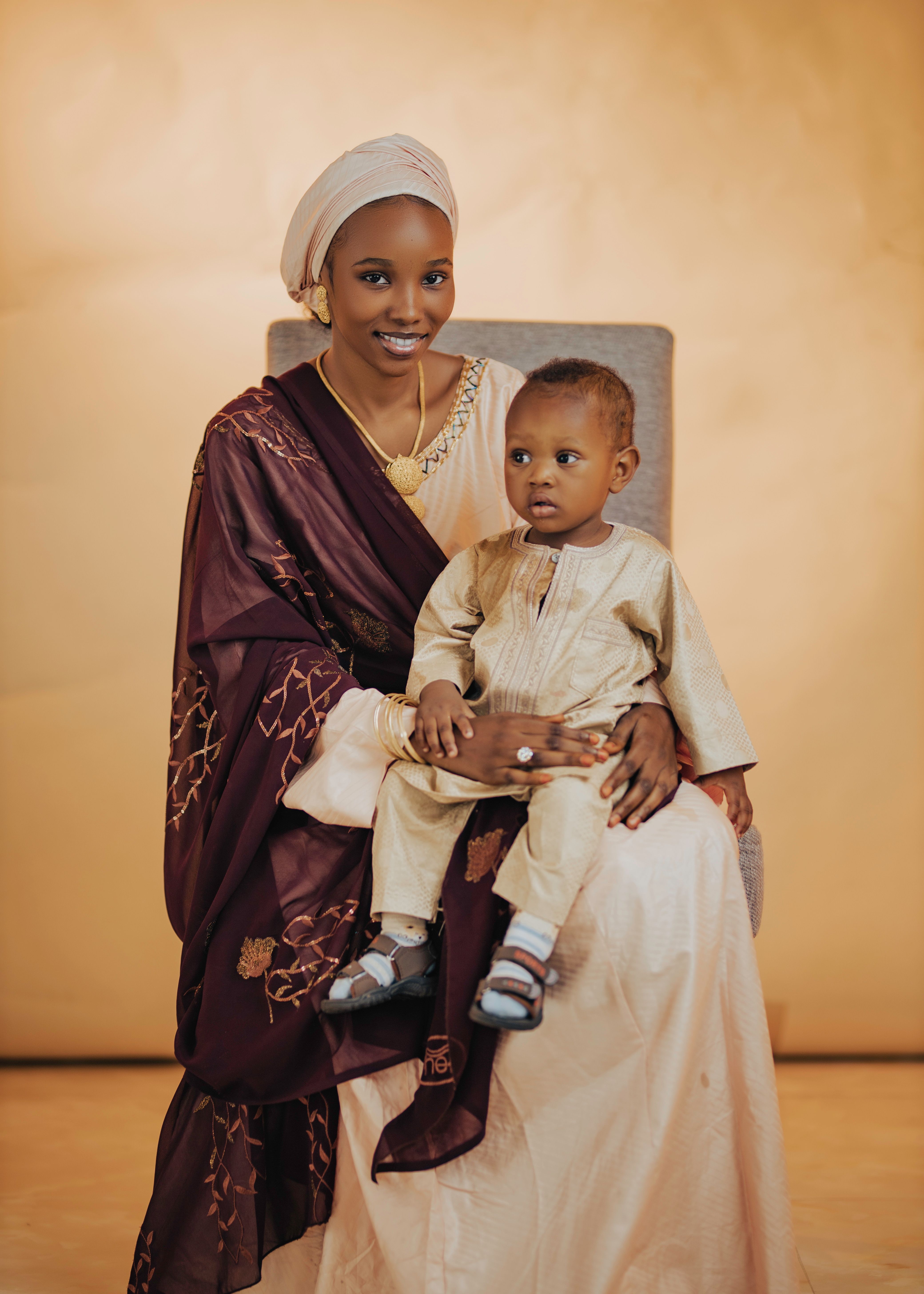 Madre E Hijo Con Atuendos Tradicionales Africanos · Foto de stock gratuita