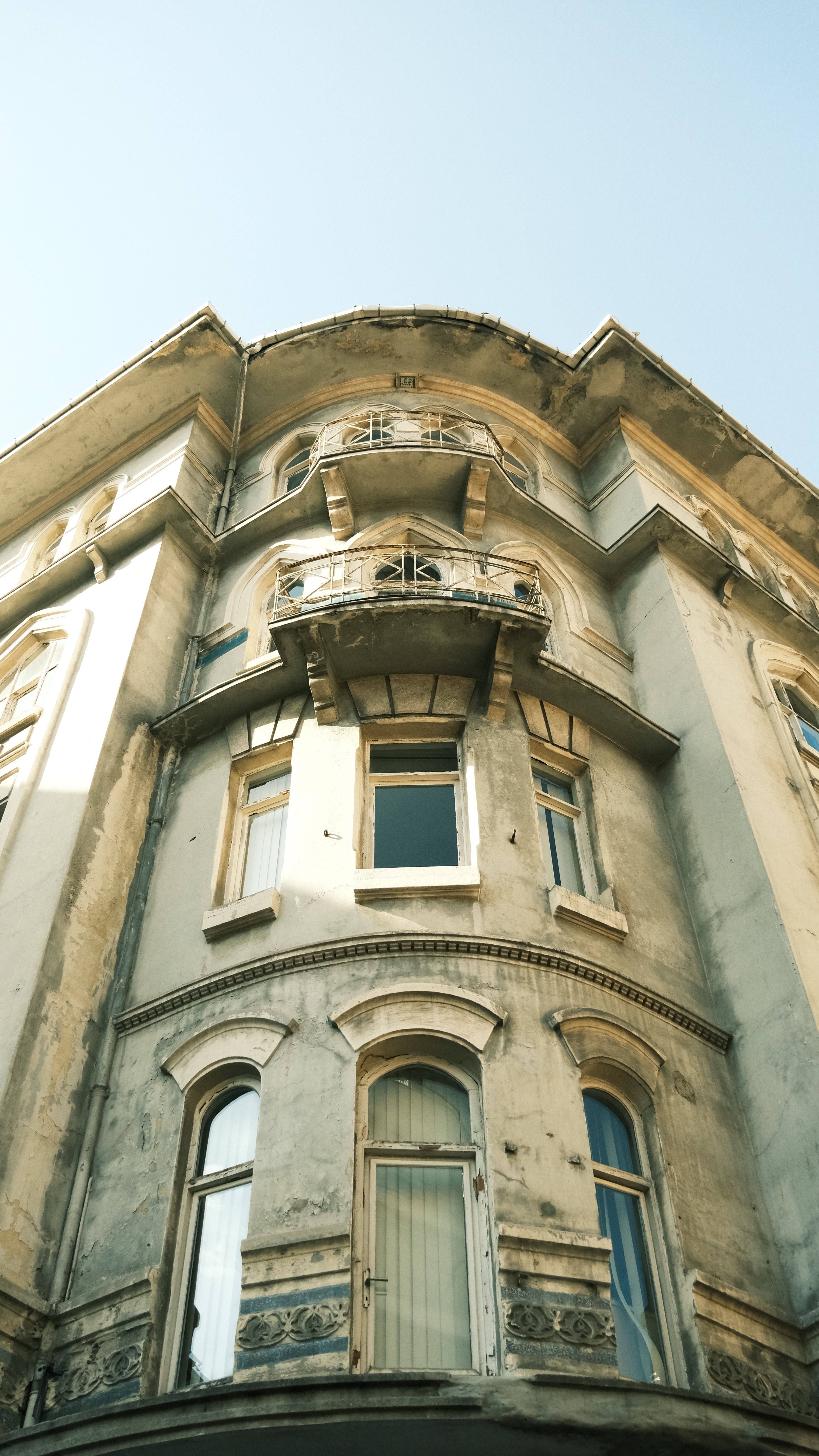 Old Building With A Balcony Photos, Download The BEST Free Old Building ...