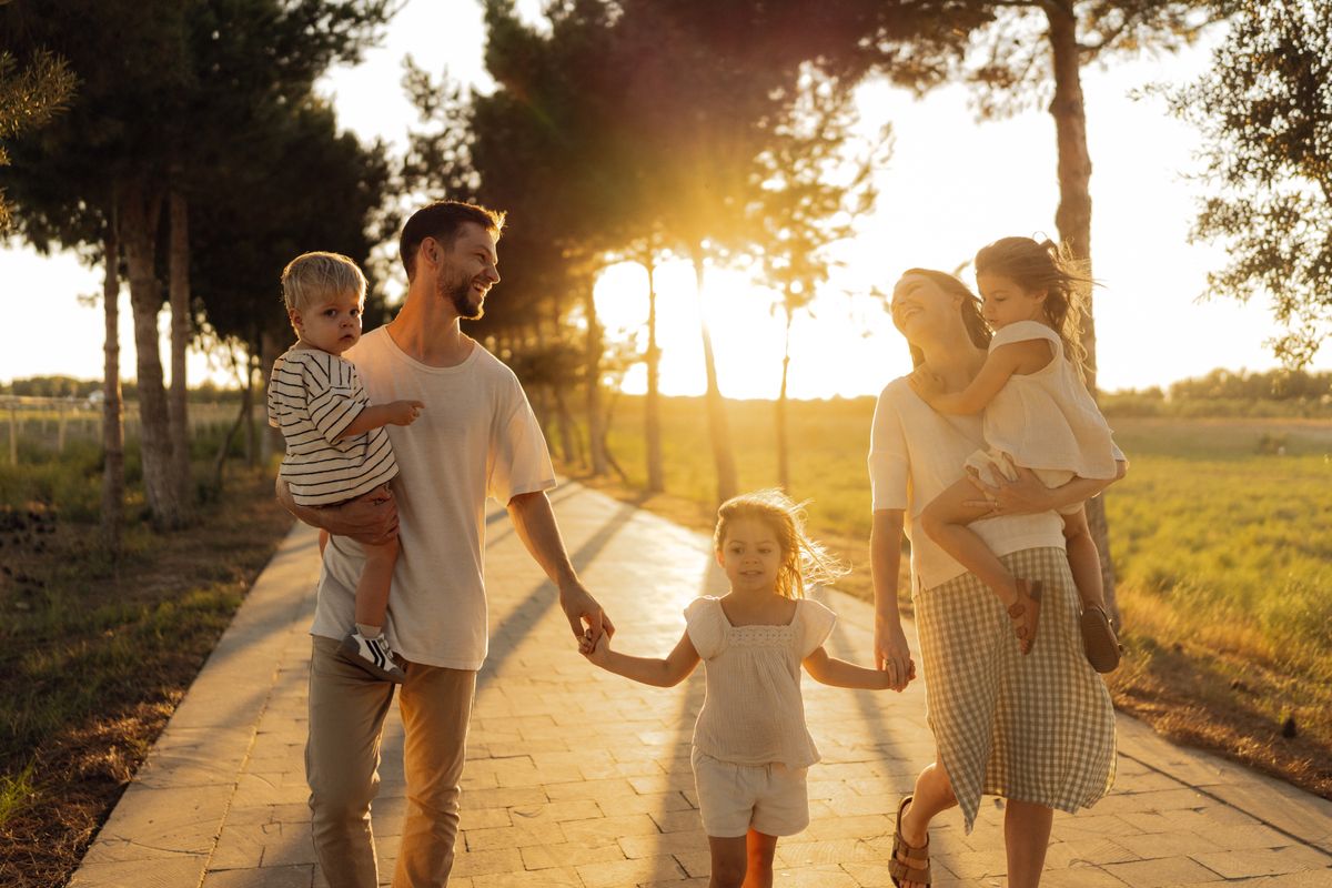 Family Walk Photos, Download The BEST Free Family Walk Stock Photos ...