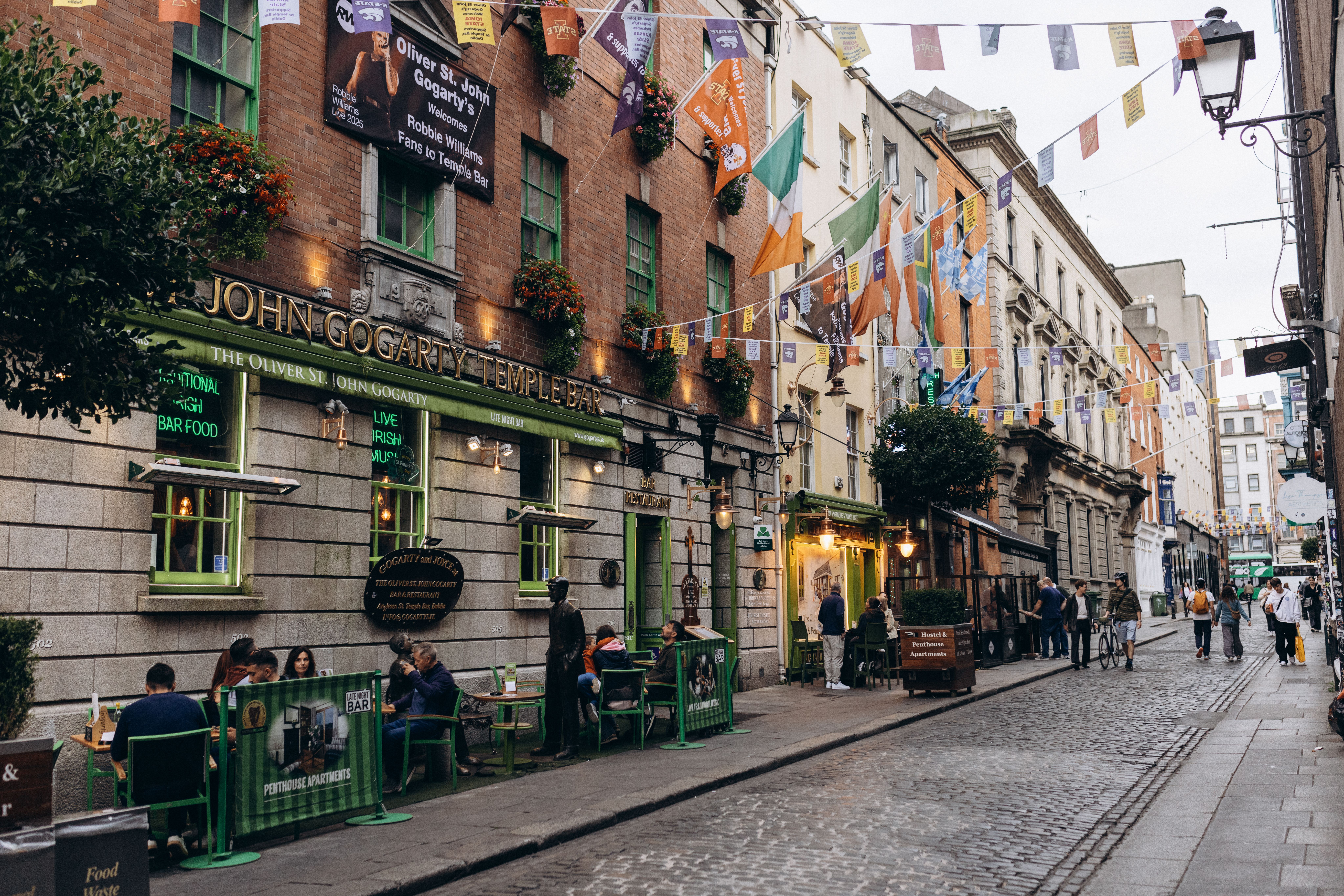 Vibrant Temple Bar Street in Dublin, Ireland · Free Stock Photo