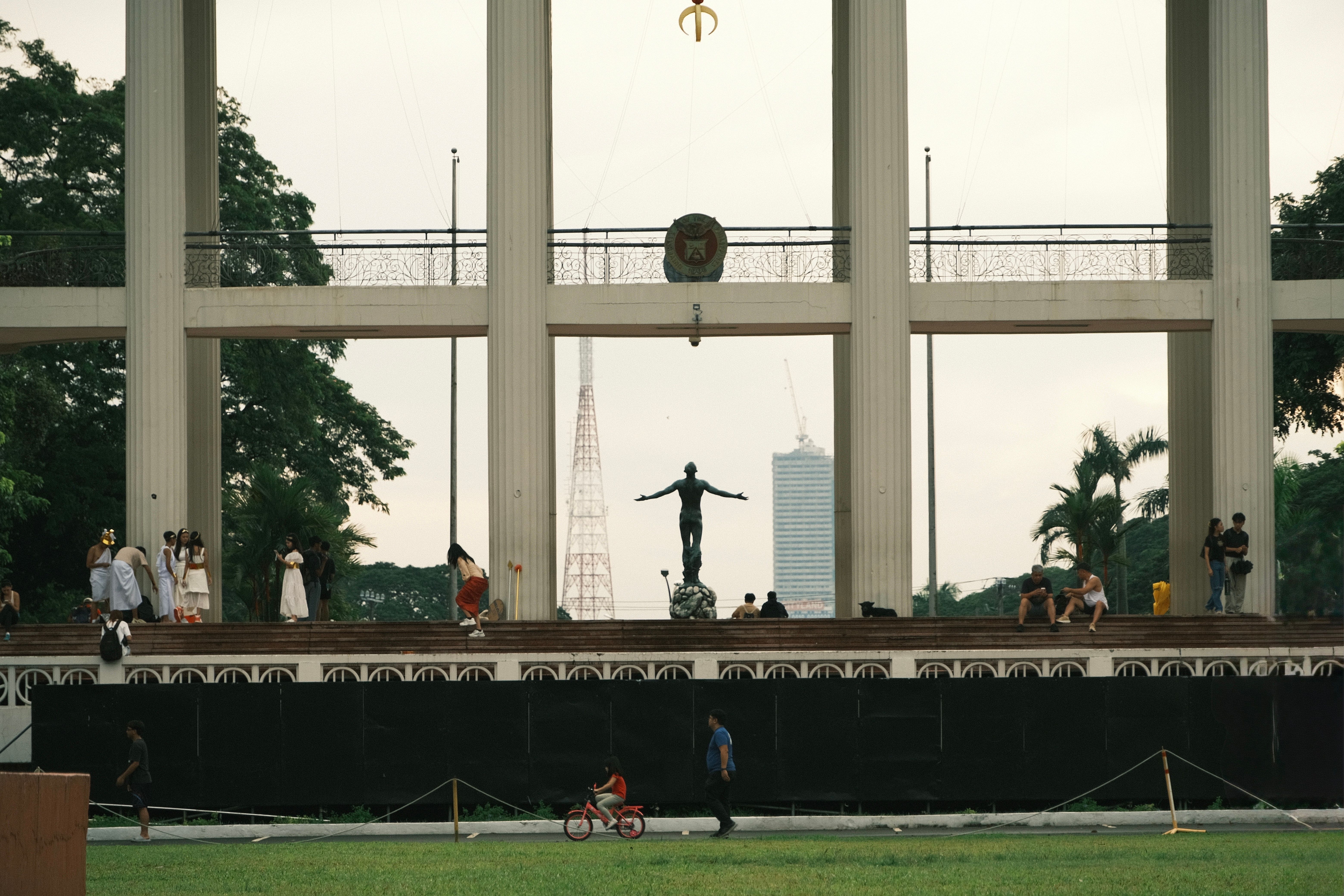 Iconic University Oblation Statue at Dusk · Free Stock Photo