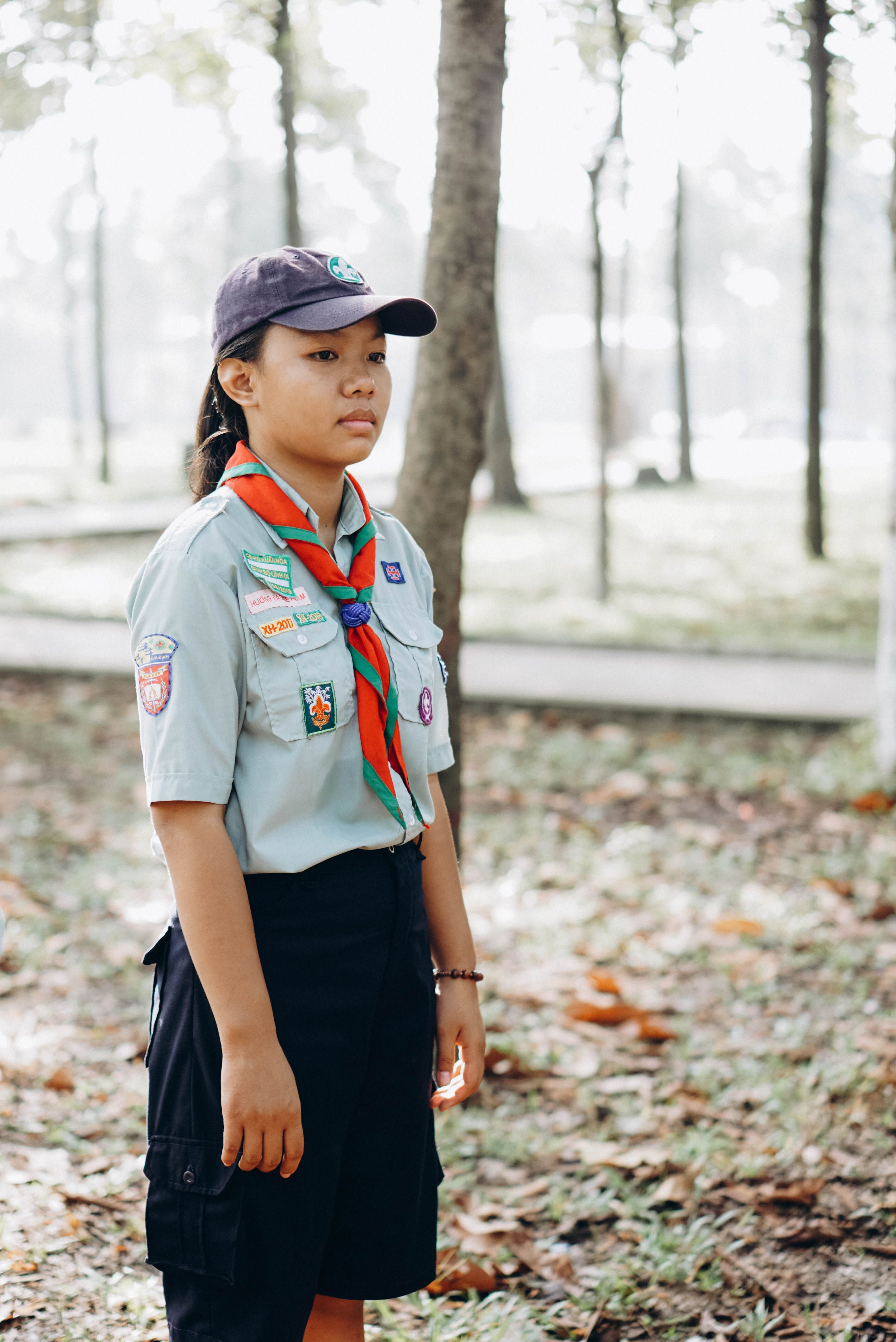 Photo gratuite de activité, arbres, bois, camp scout, chapeau, chemin ...