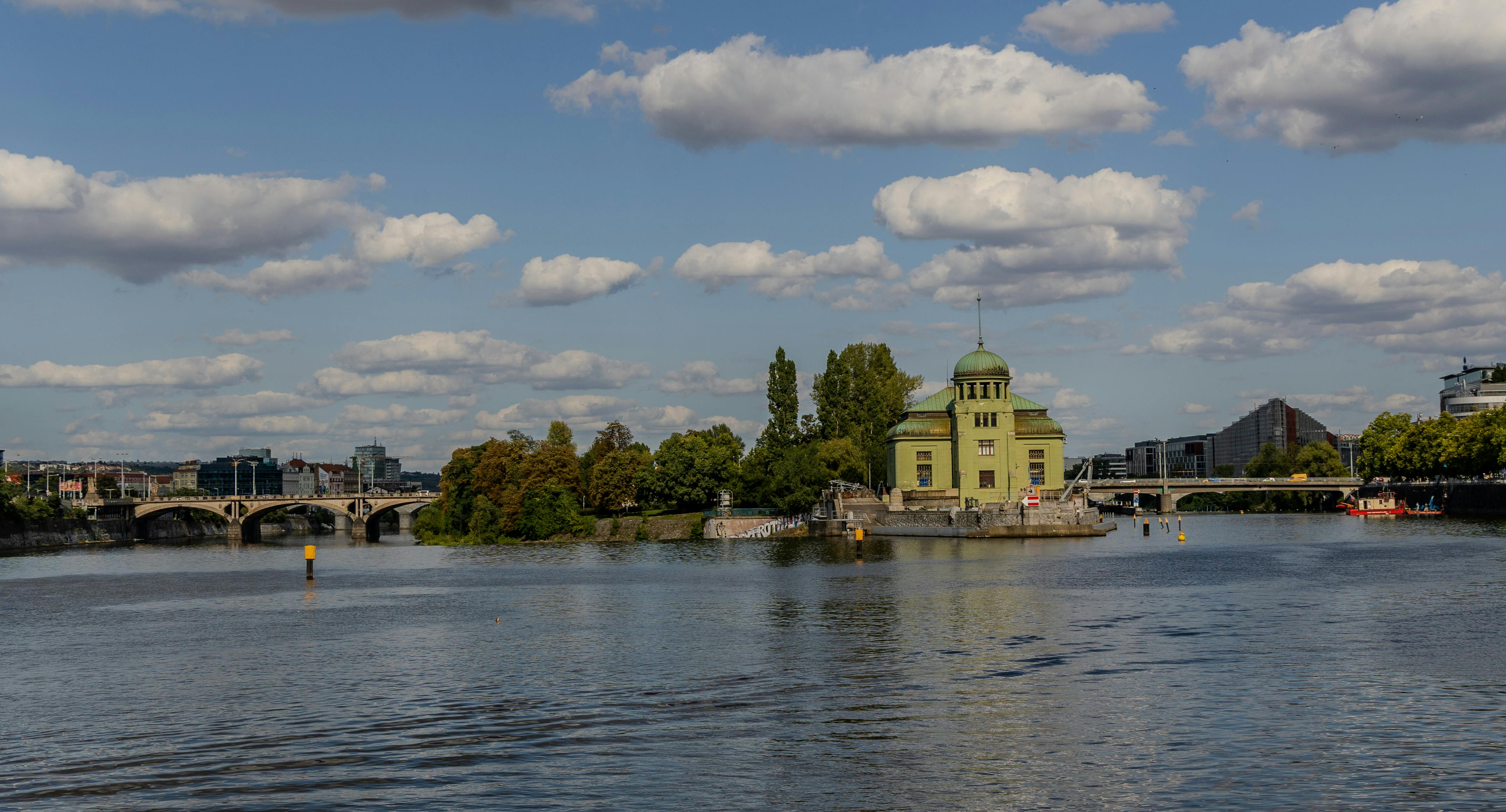 Vista Panorâmica Do Rio Moldava E Da Ilha štvanice Em Praga · Foto ...