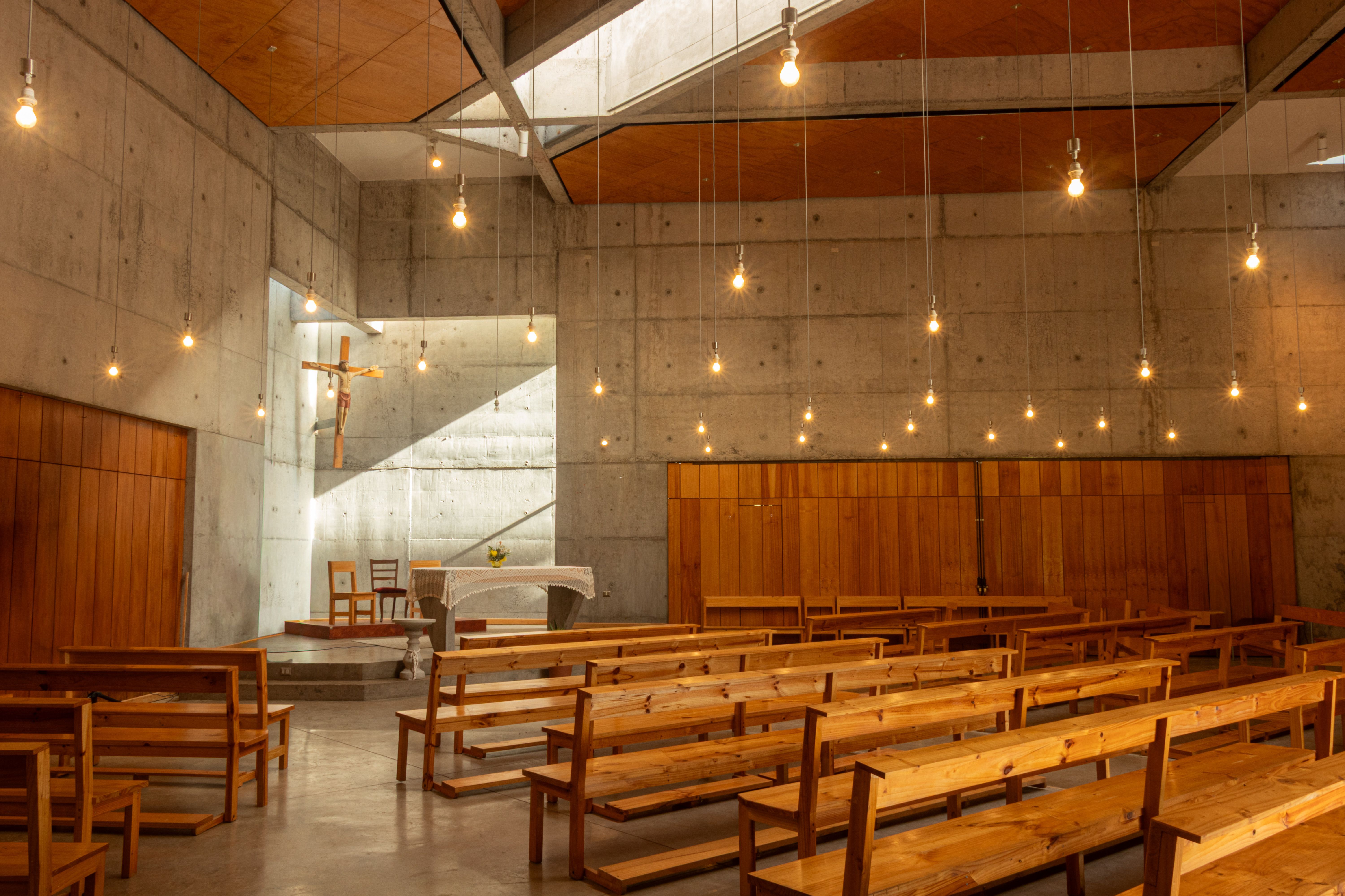 Modern Concrete Church Interior with Wooden Benches · Free Stock Photo