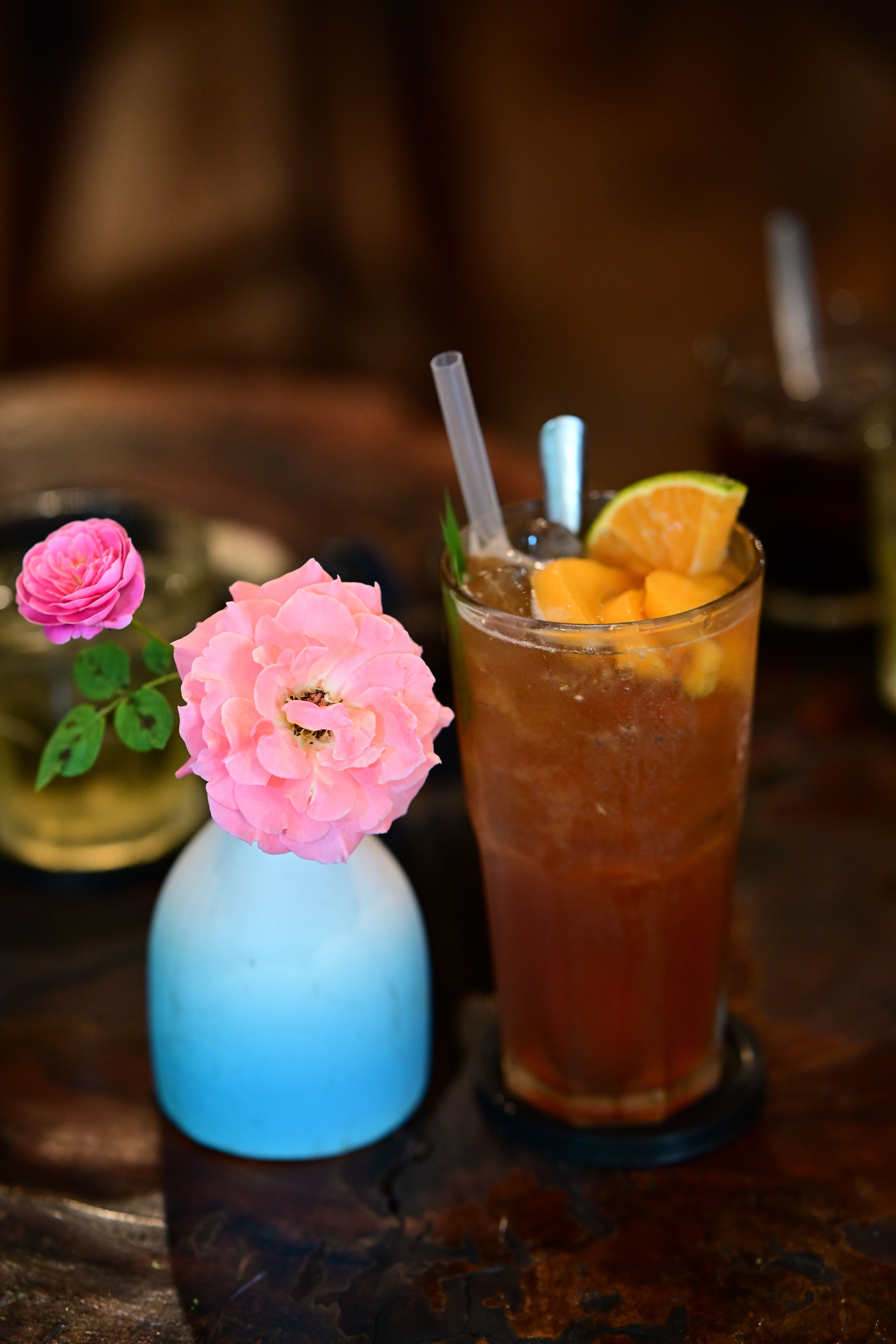 Refreshing Iced Tea and Pink Rose Arrangement · Free Stock Photo