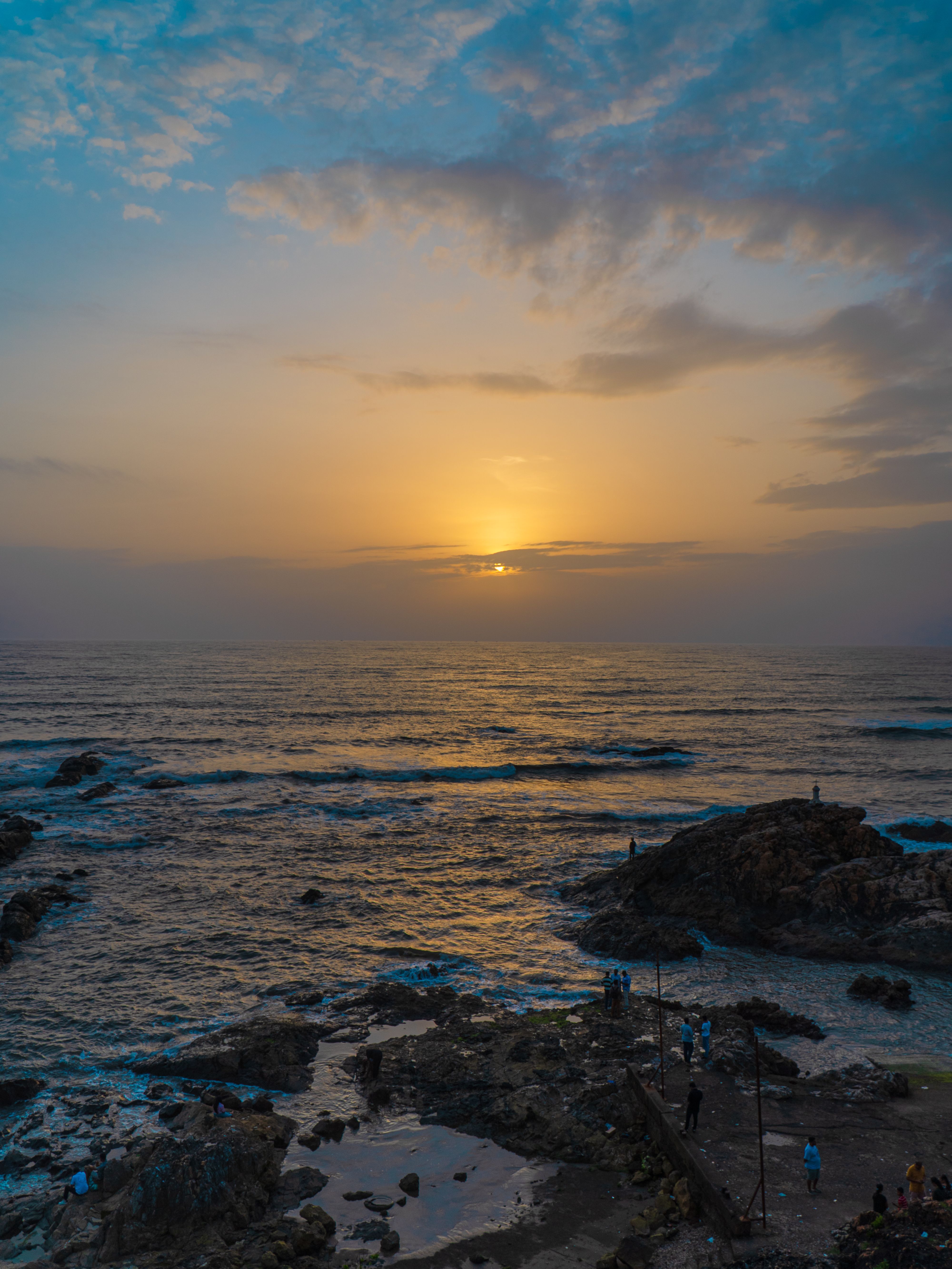 Pôr Do Sol Pitoresco Na Praia De Goa Com Litoral Rochoso · Foto ...