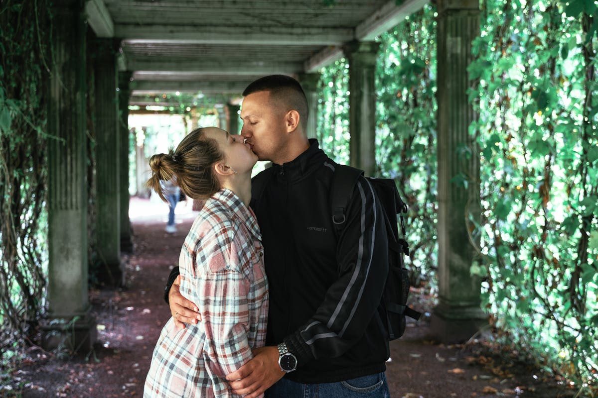 Romantic Couple Kiss Photos, Download The BEST Free Romantic Couple ...