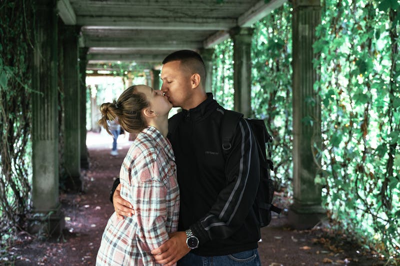 Romantic Couple Kiss Photos, Download The BEST Free Romantic Couple ...