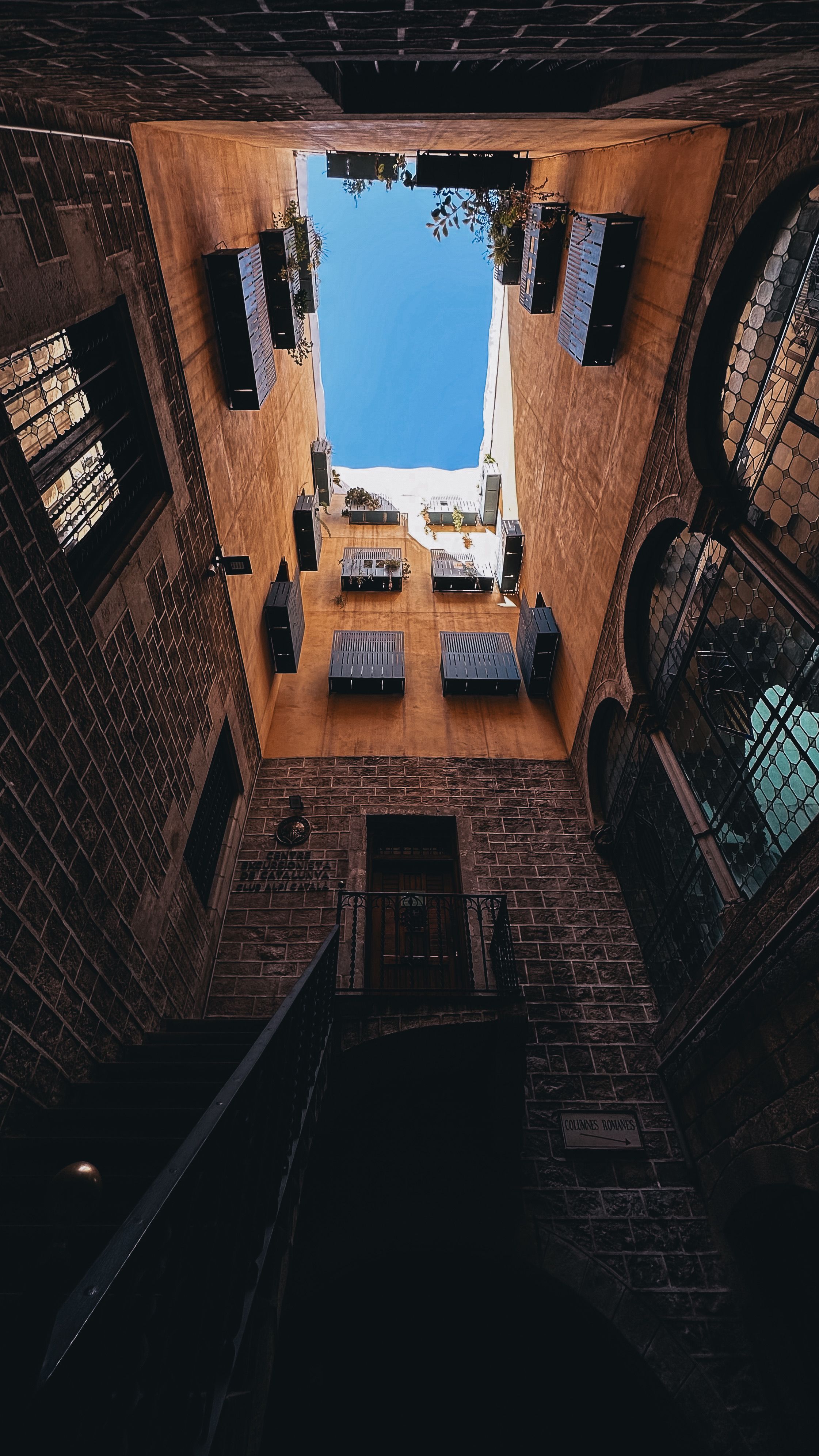 Patio Del Edificio Histórico Con Vista Al Cielo Abierto · Foto de stock ...