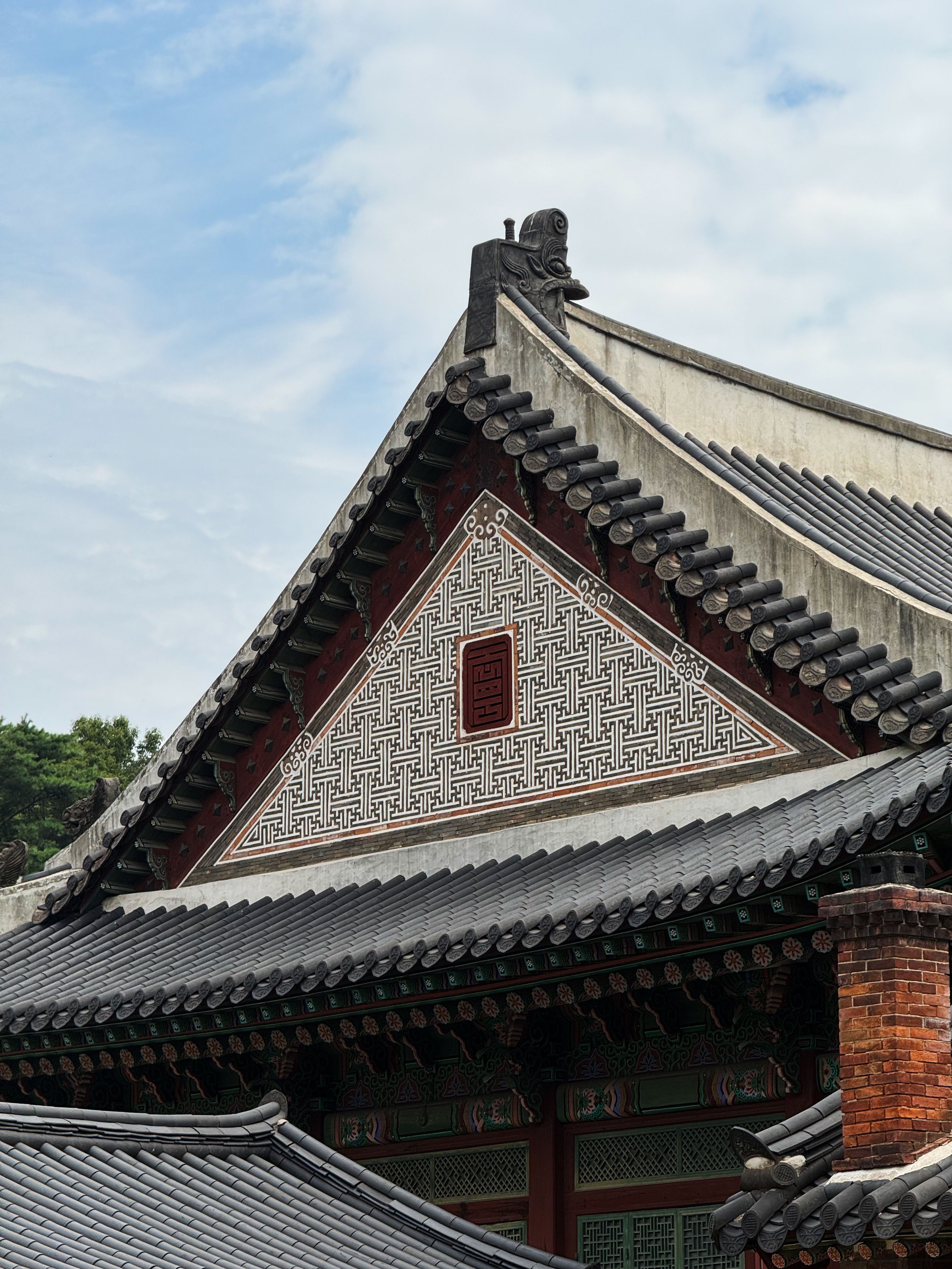 Traditional Korean Architecture with Ornate Roof · Free Stock Photo