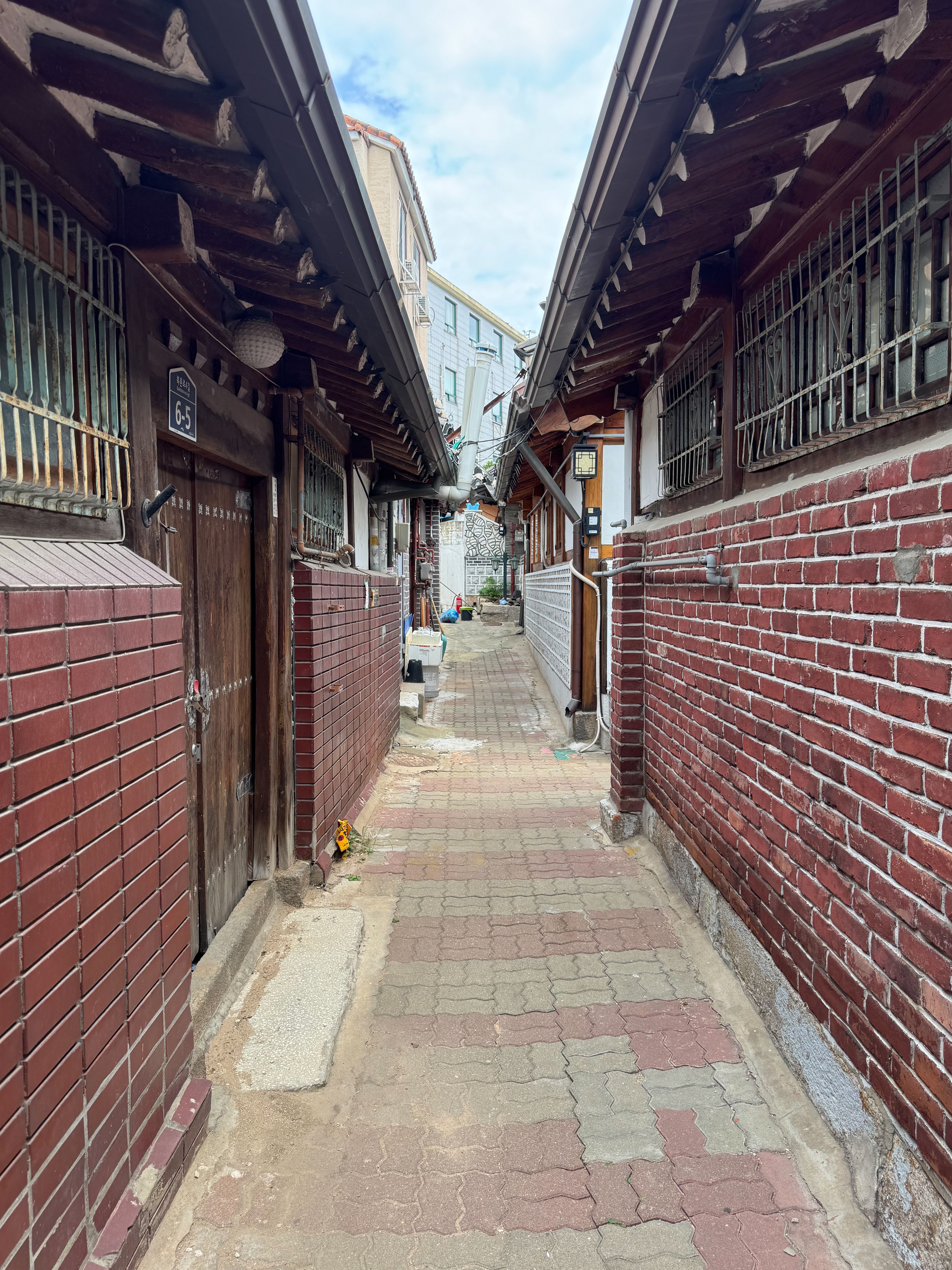 Traditional Alleyway in Urban Setting · Free Stock Photo