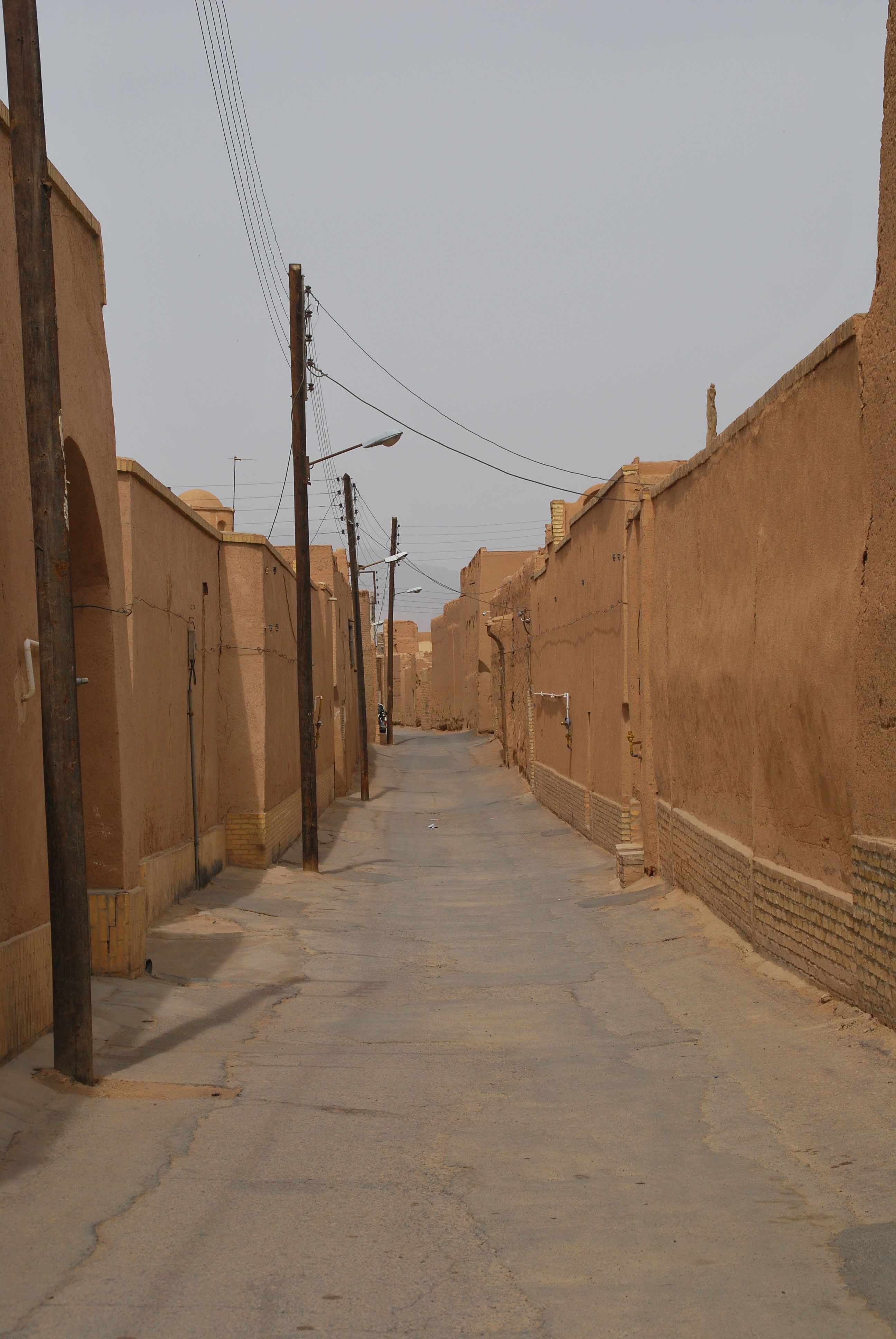 Historic Adobe Alleyway in Yazd, Iran · Free Stock Photo