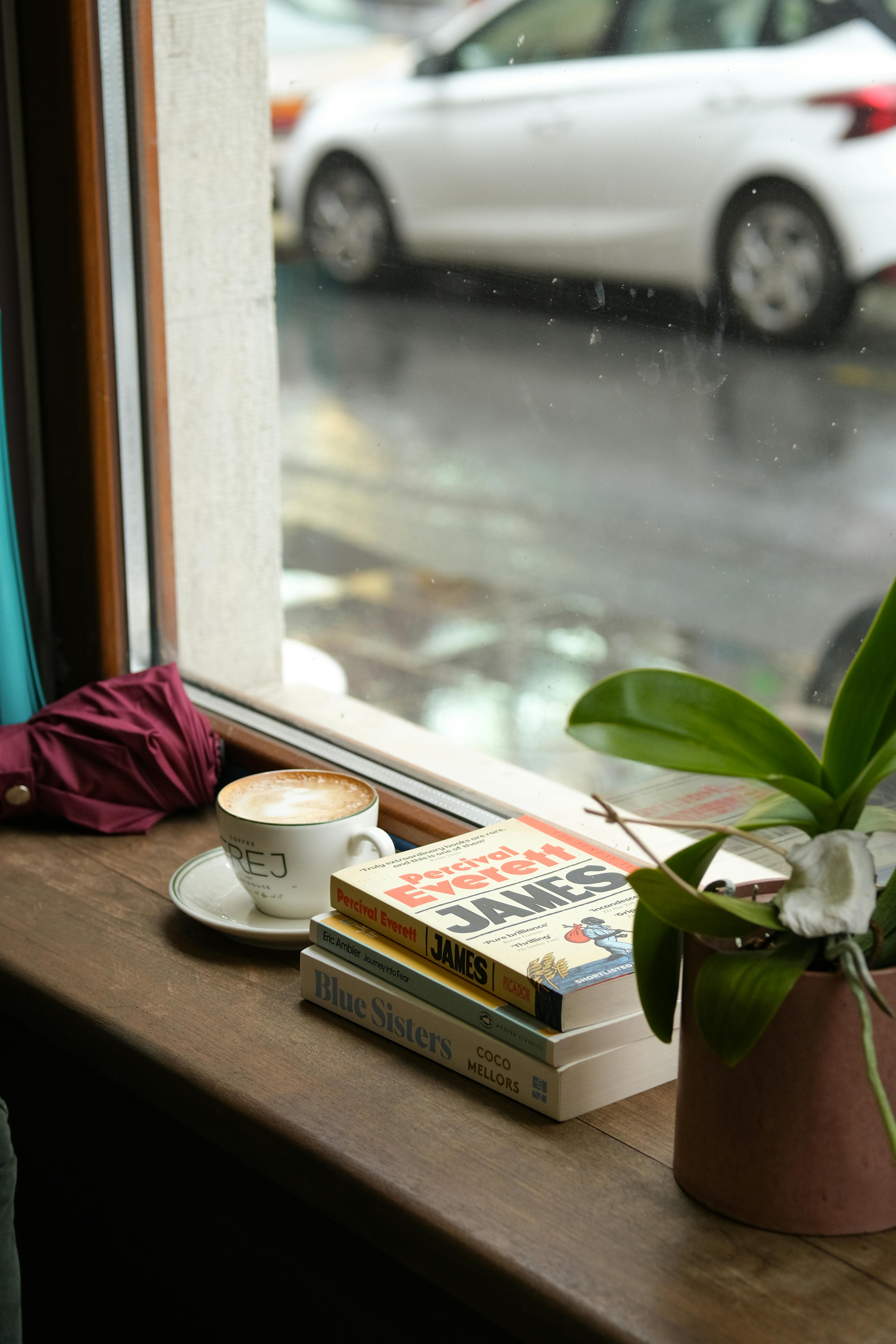 Acogedora Ventana De Cafetería Con Libros Y Café · Foto de stock gratuita