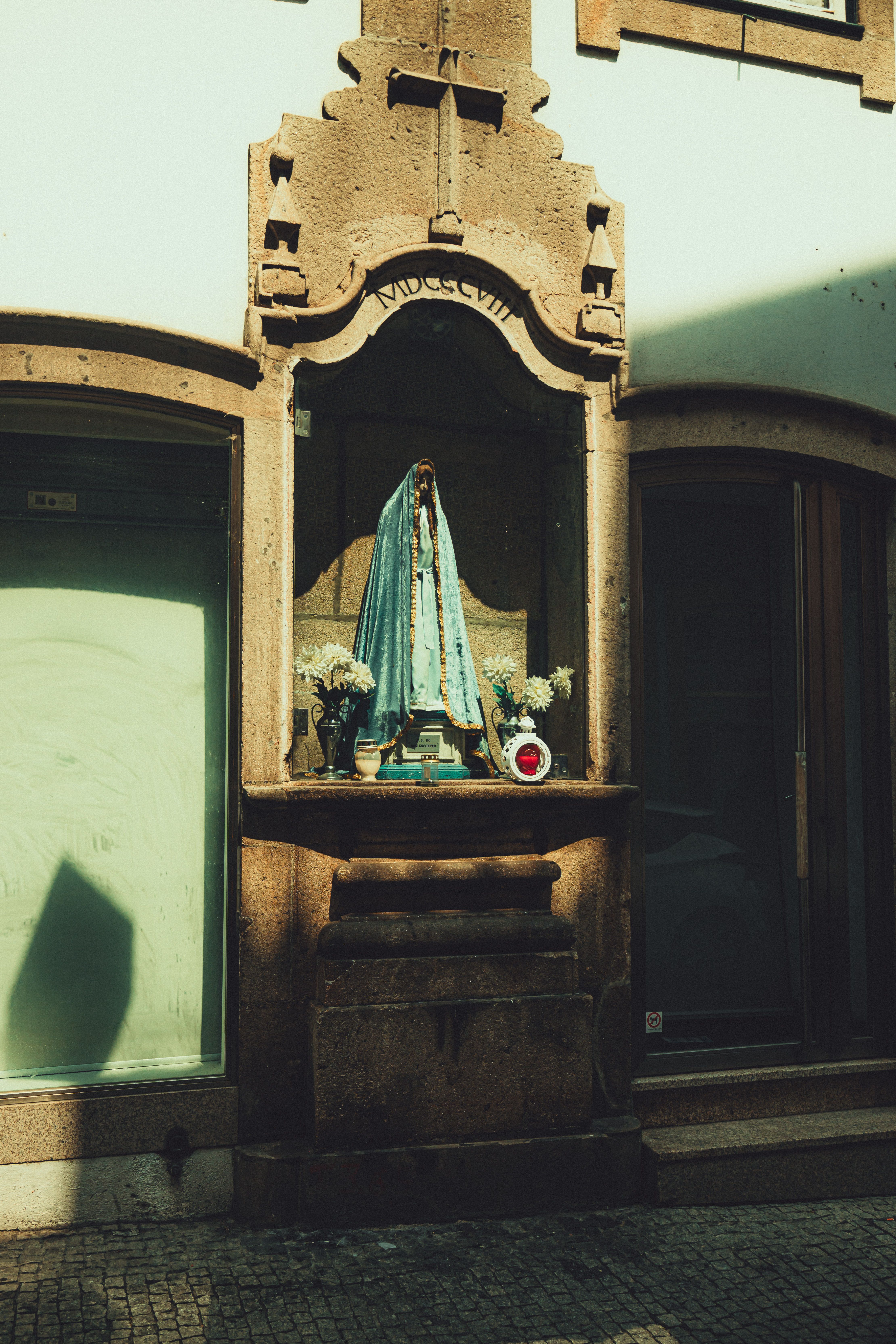 Historic Religious Statue in Sunlit Niche · Free Stock Photo