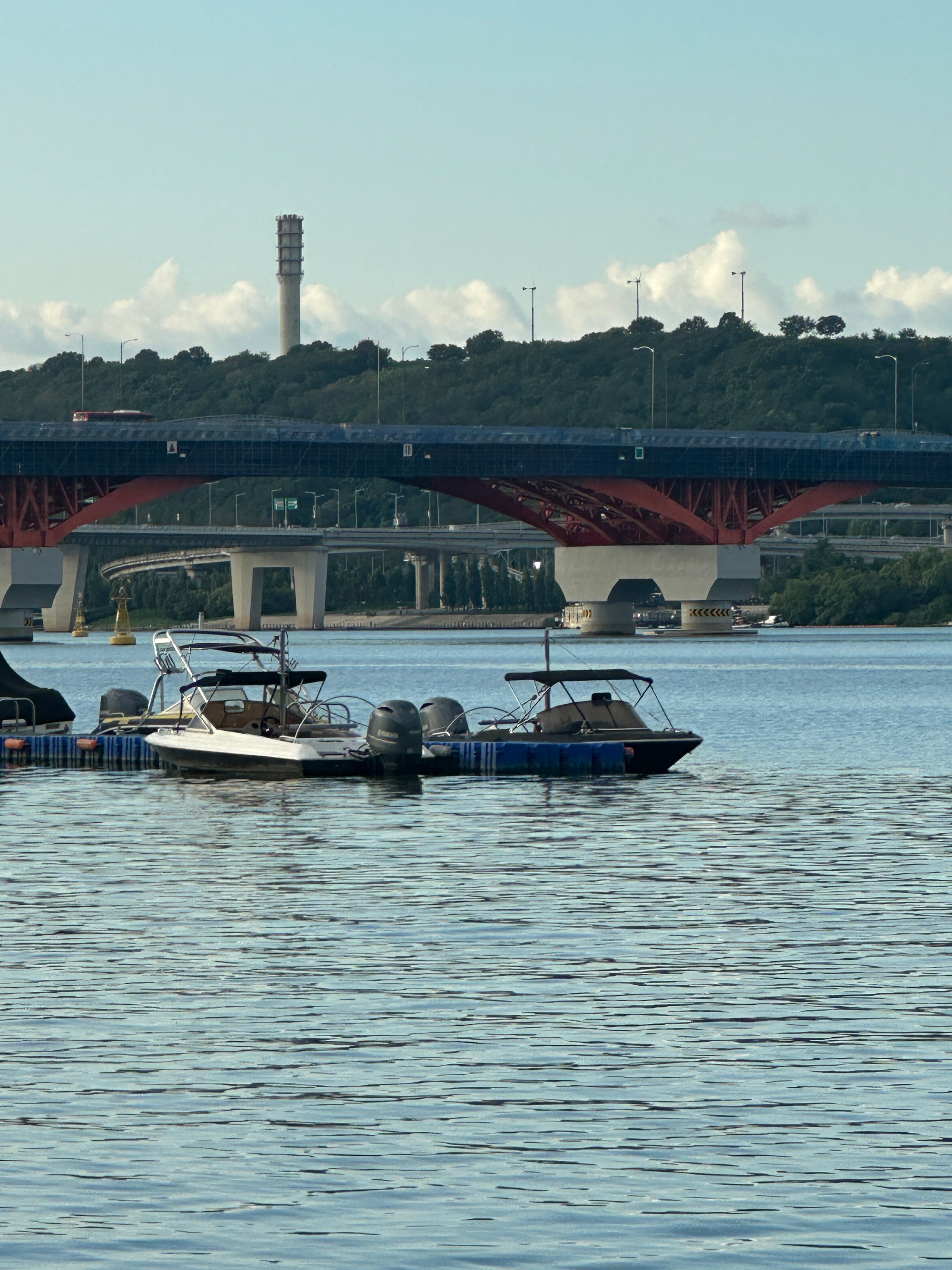 Scenic River View with Boats and Bridge · Free Stock Photo