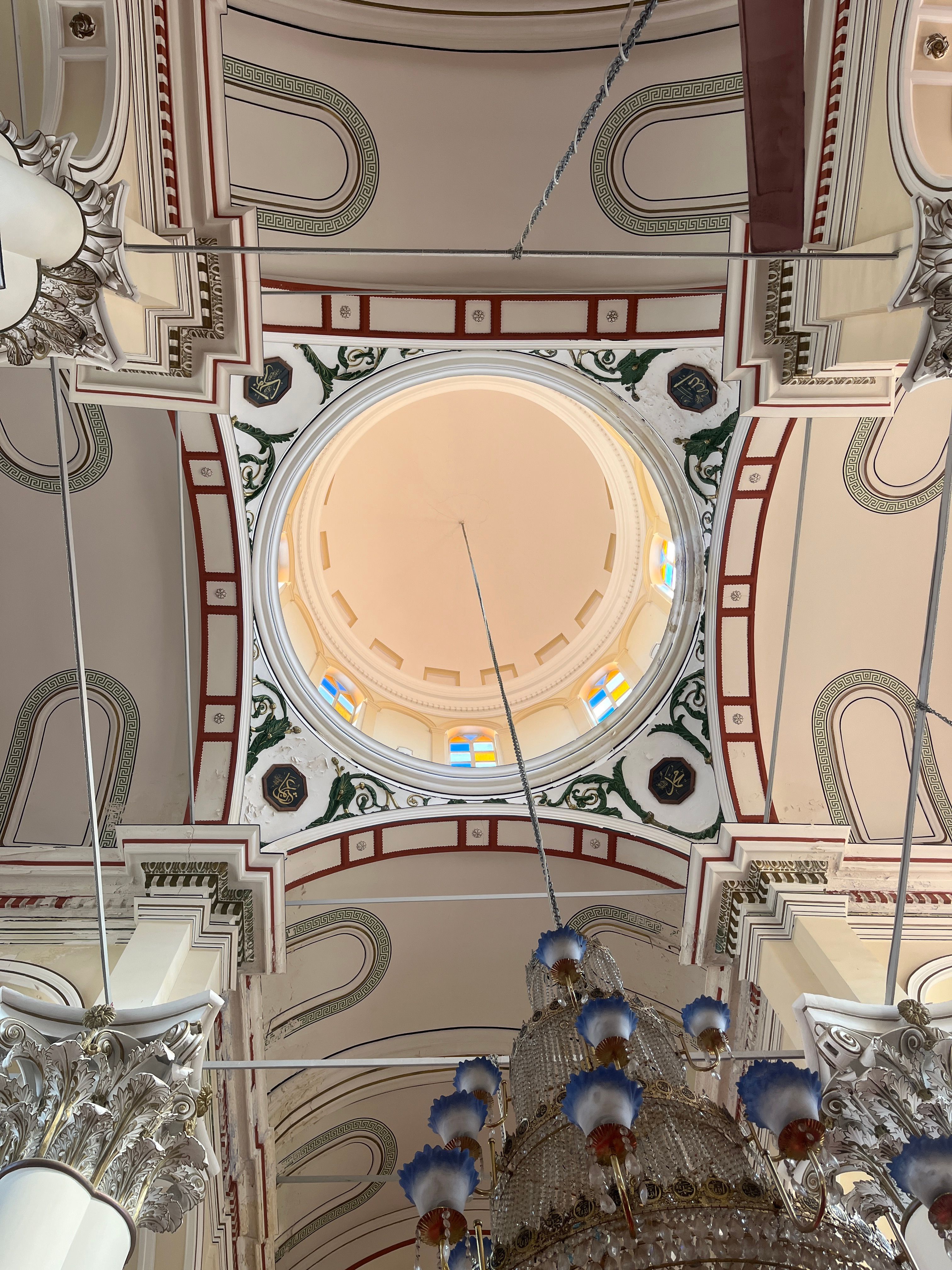 Ornate Ceiling with Chandelier in Historic Building · Free Stock Photo