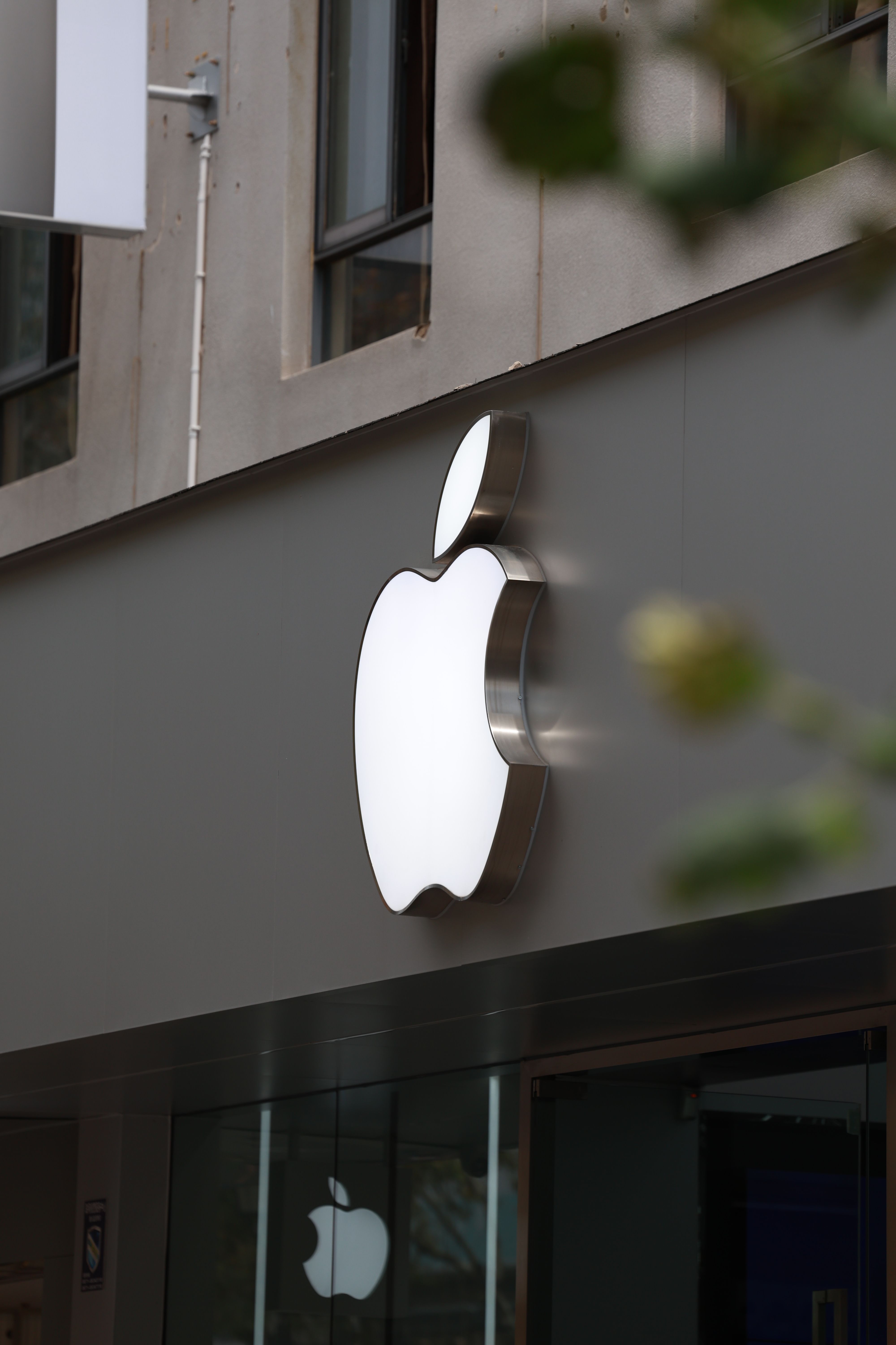 Apple Store Exterior with Iconic Logo · Free Stock Photo