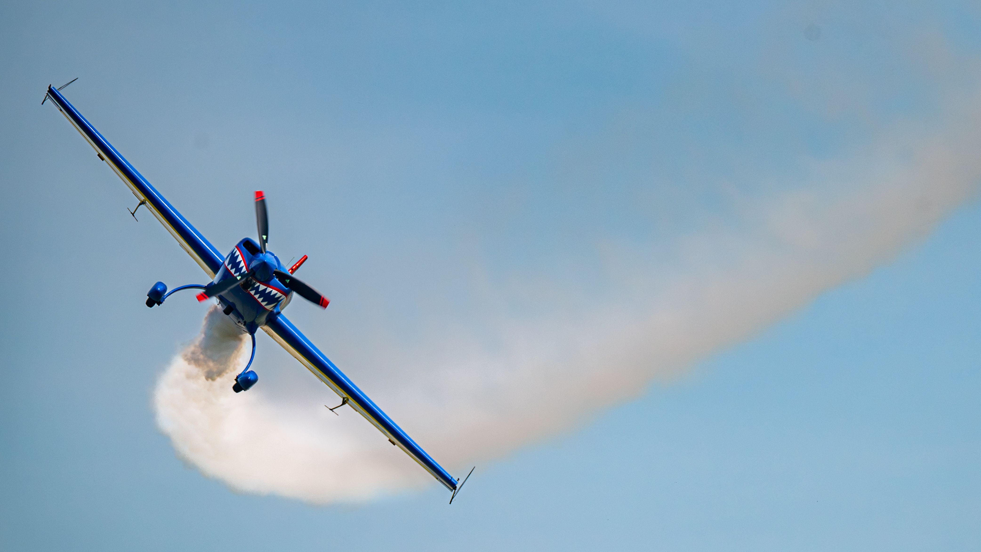 Aerobatic Airplane Performing Sky Stunts · Free Stock Photo