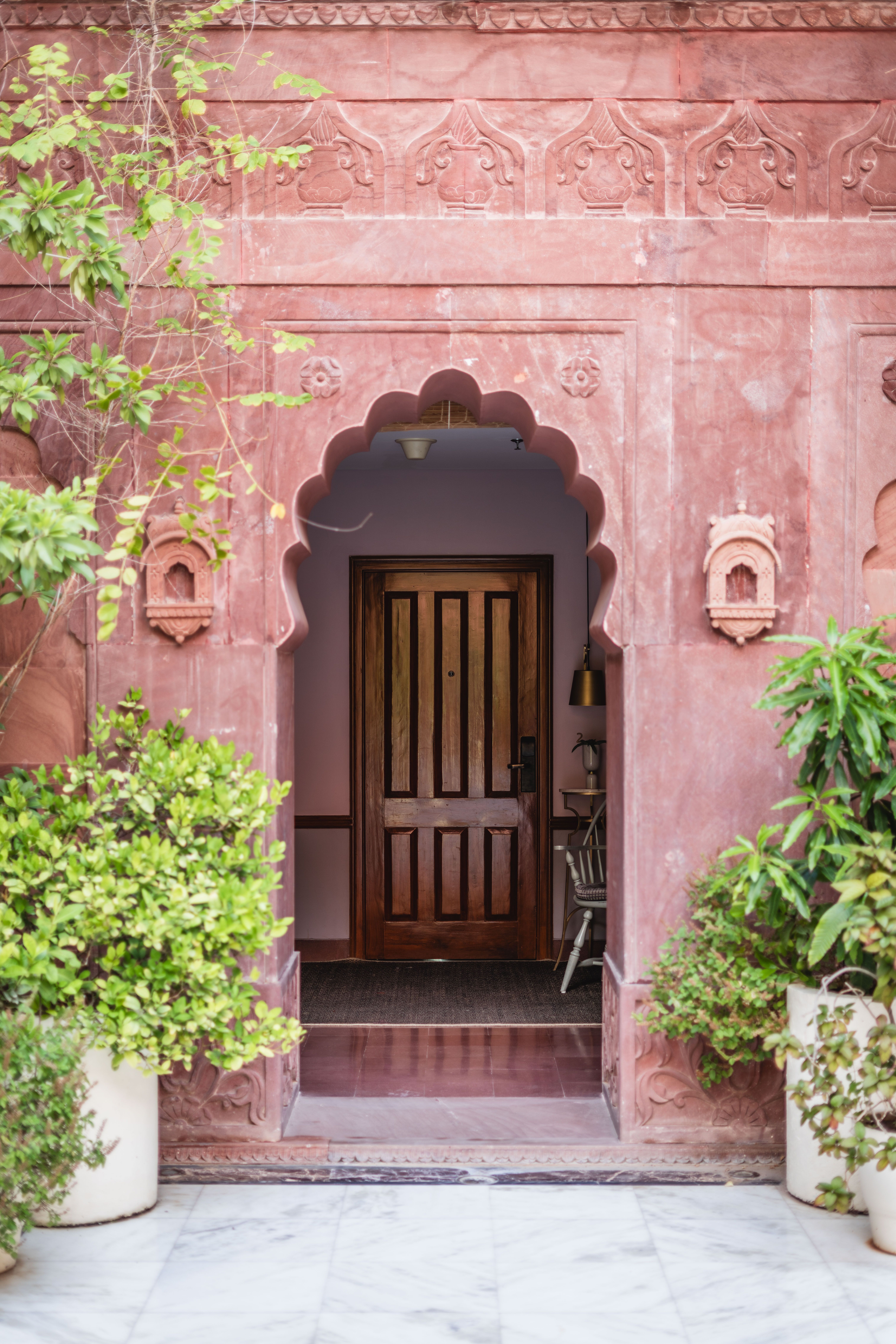 Elegant Red Sandstone Archway at Historic Hotel · Free Stock Photo