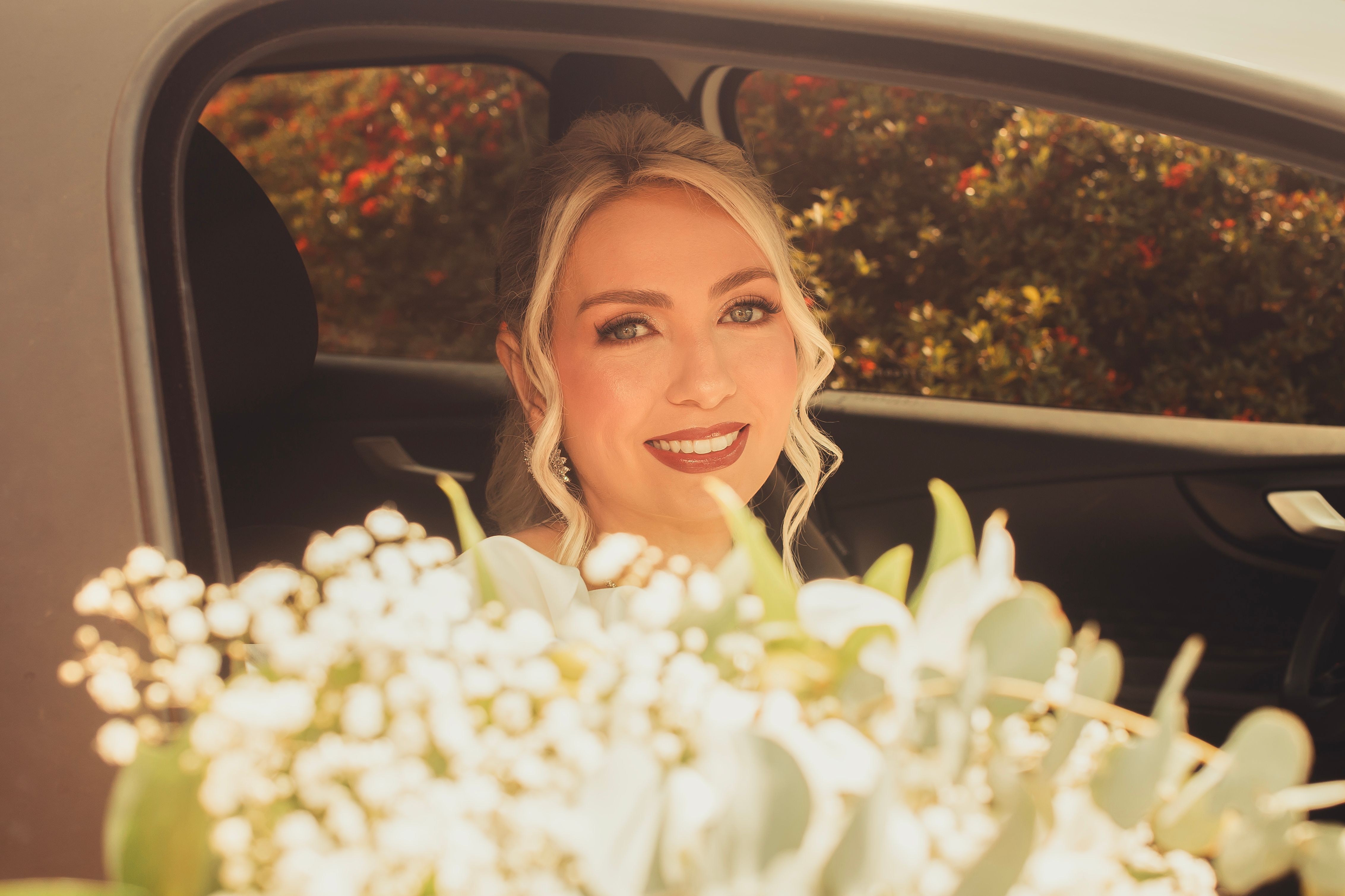 Mariée Radieuse Dans La Voiture Avec Un Bouquet De Fleurs · Photo gratuite