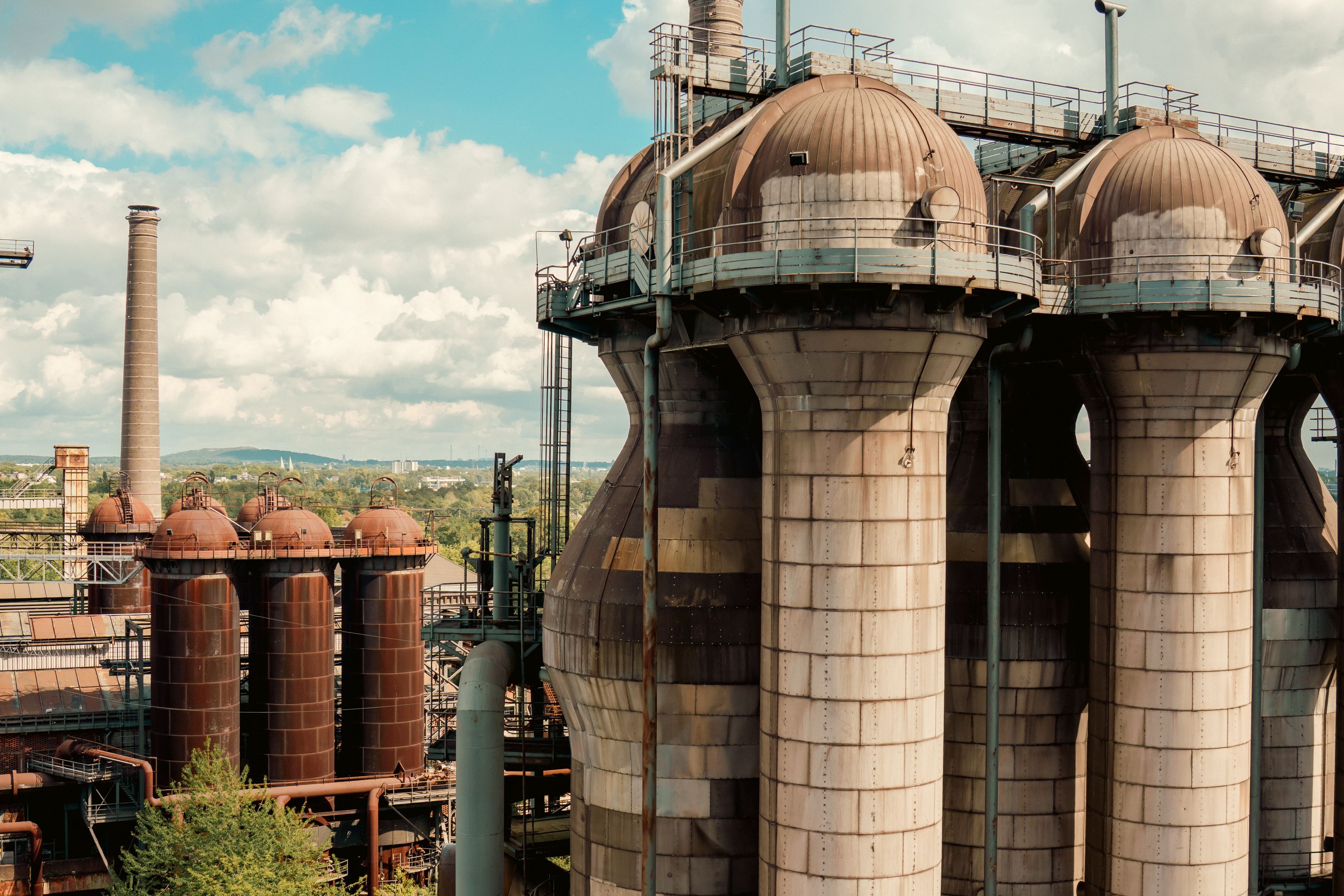 Gazomètres Industriels Tours Rouillées Paysage D'usine · Photo gratuite
