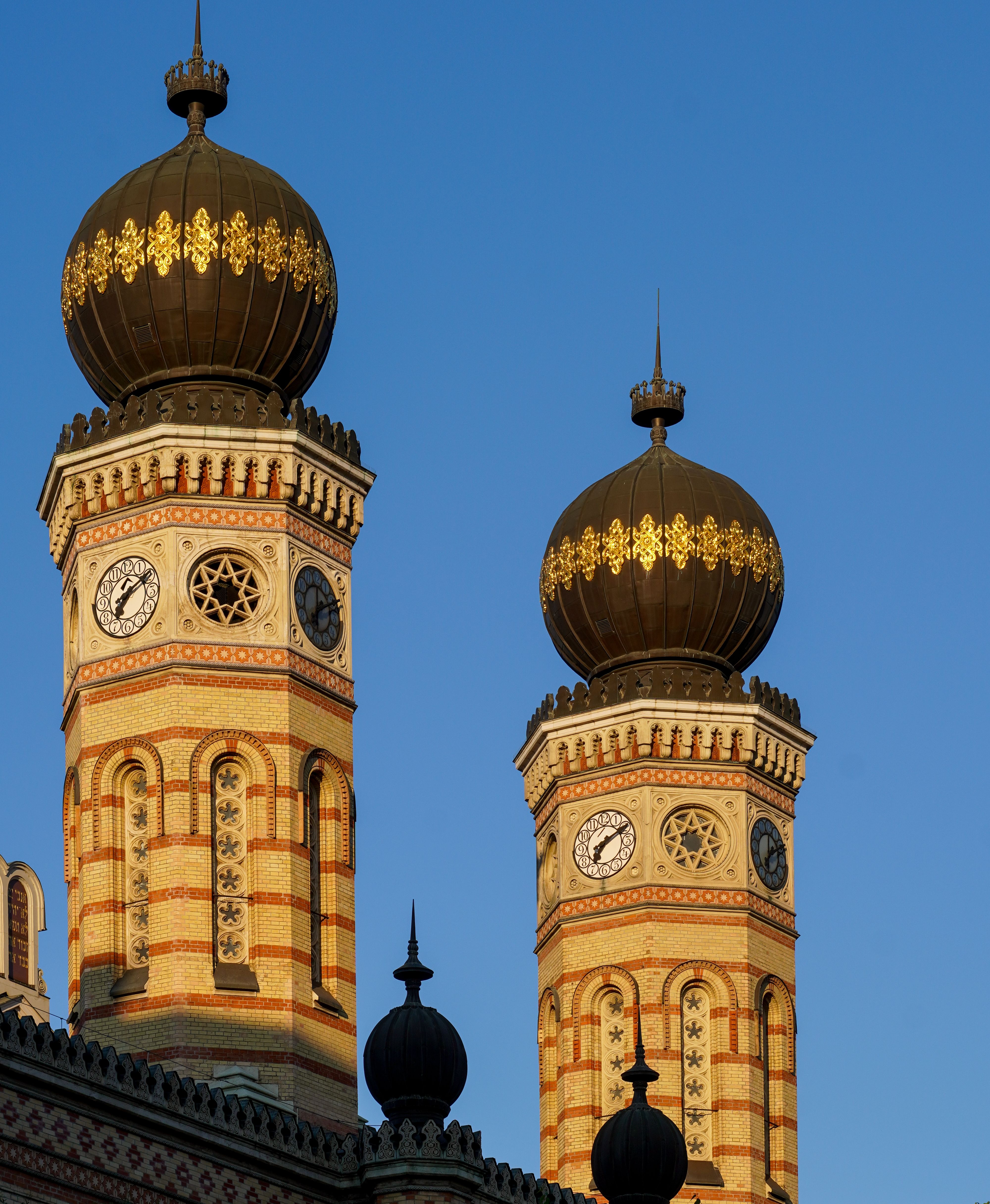Les Deux Imposants Minarets De La Synagogue De La Rue Dohány à Budapest ...