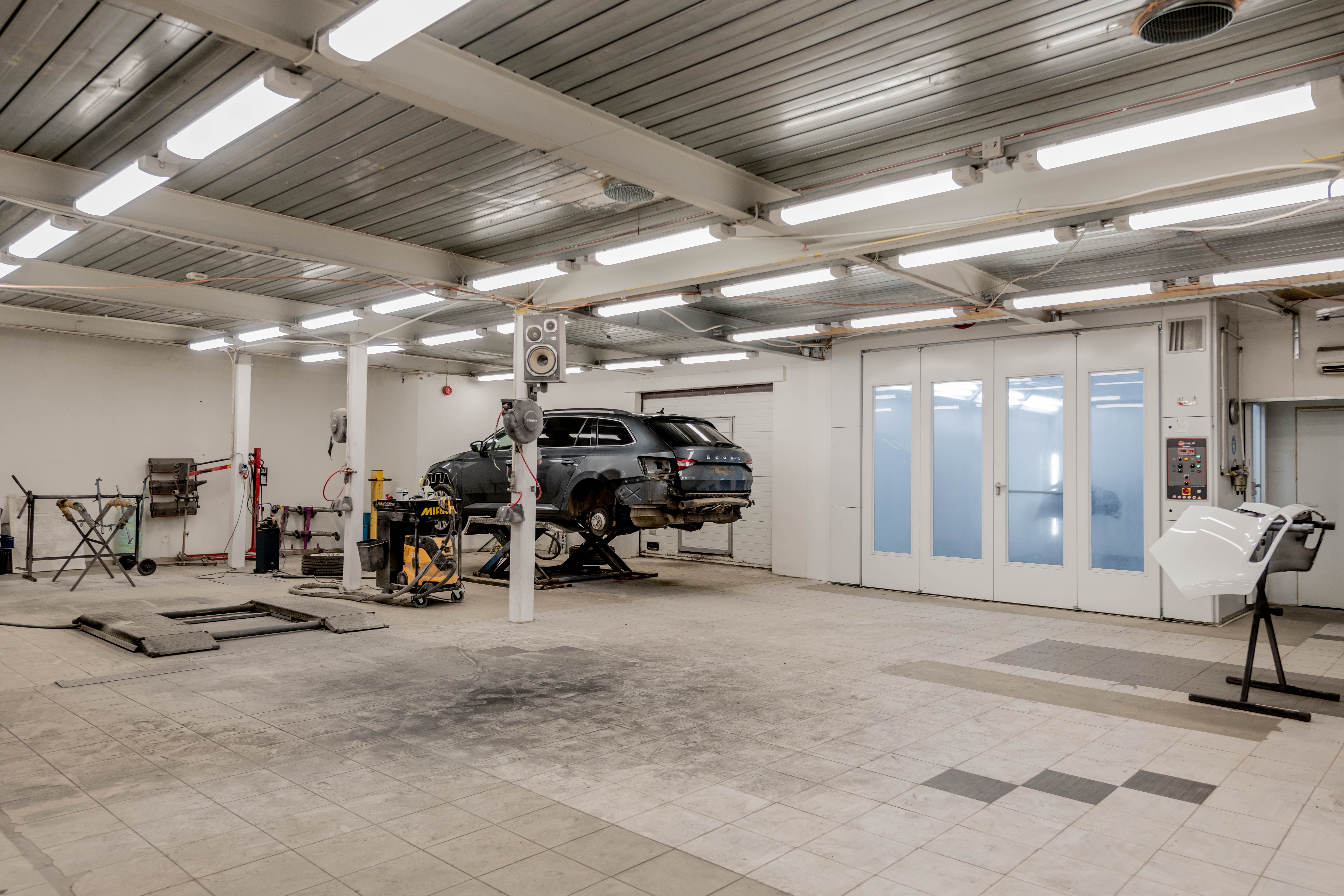 Modern Car Repair Garage Interior View · Free Stock Photo