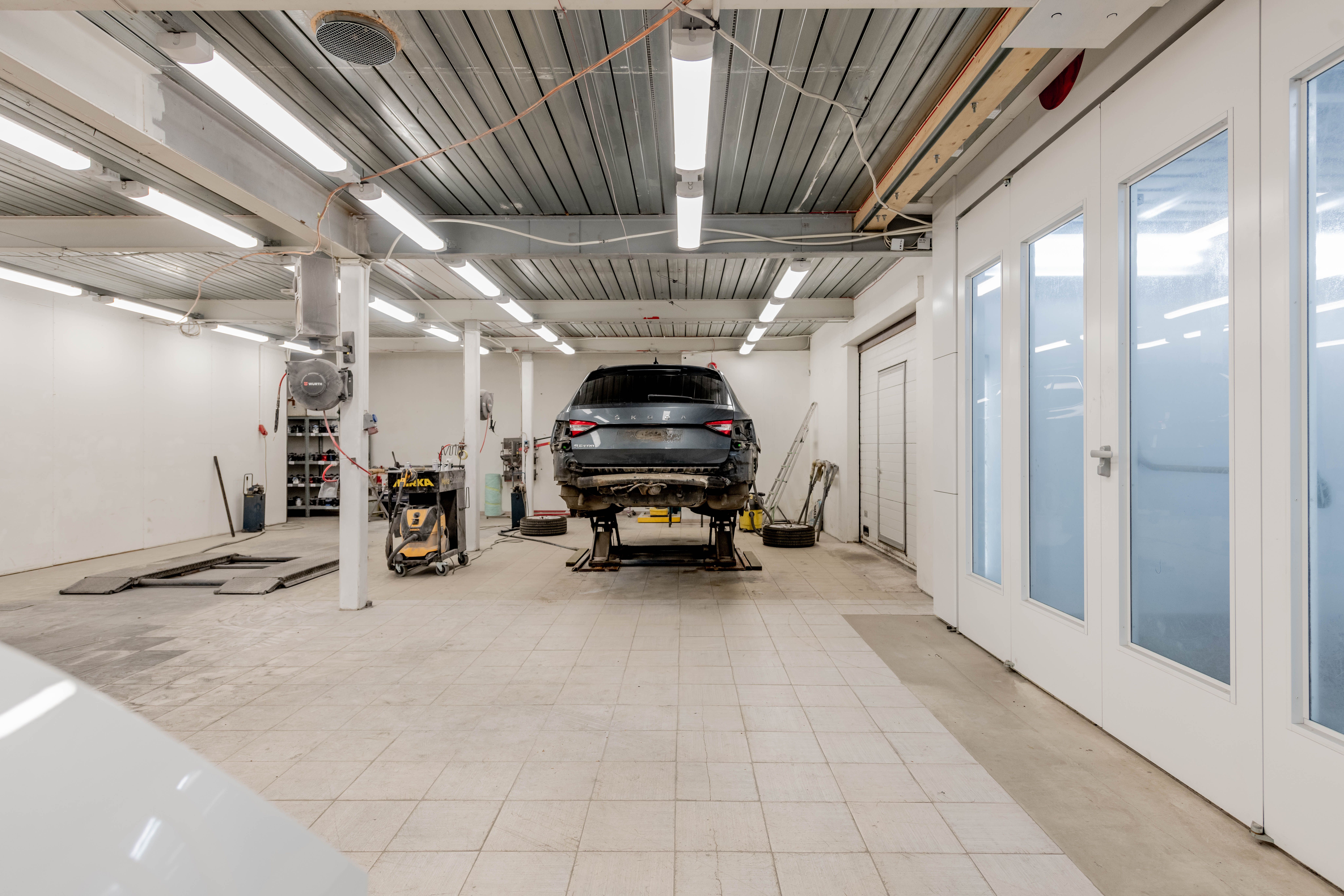 Modern Car Repair Shop Interior with Vehicle · Free Stock Photo