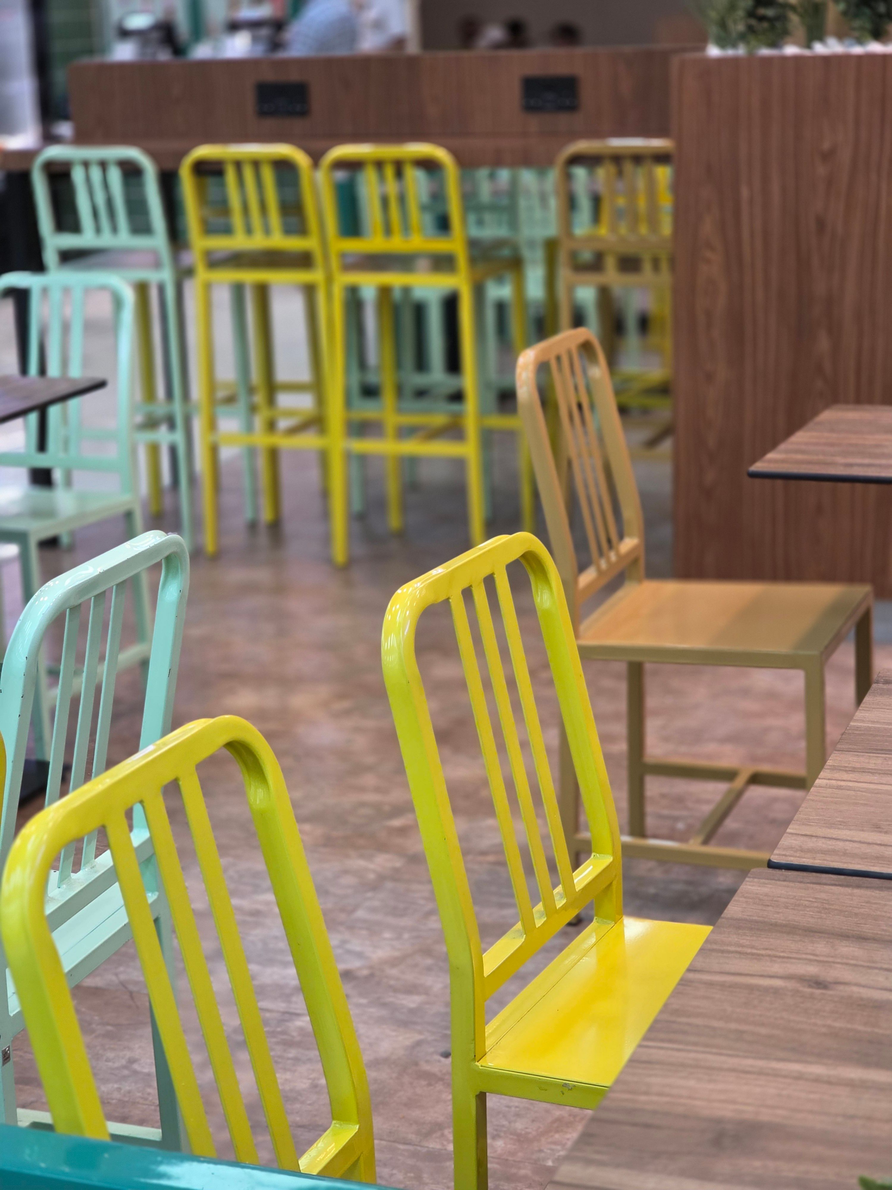 Sillas Y Mesas De Cafetería Vacías Y Coloridas En El Interior · Foto de ...