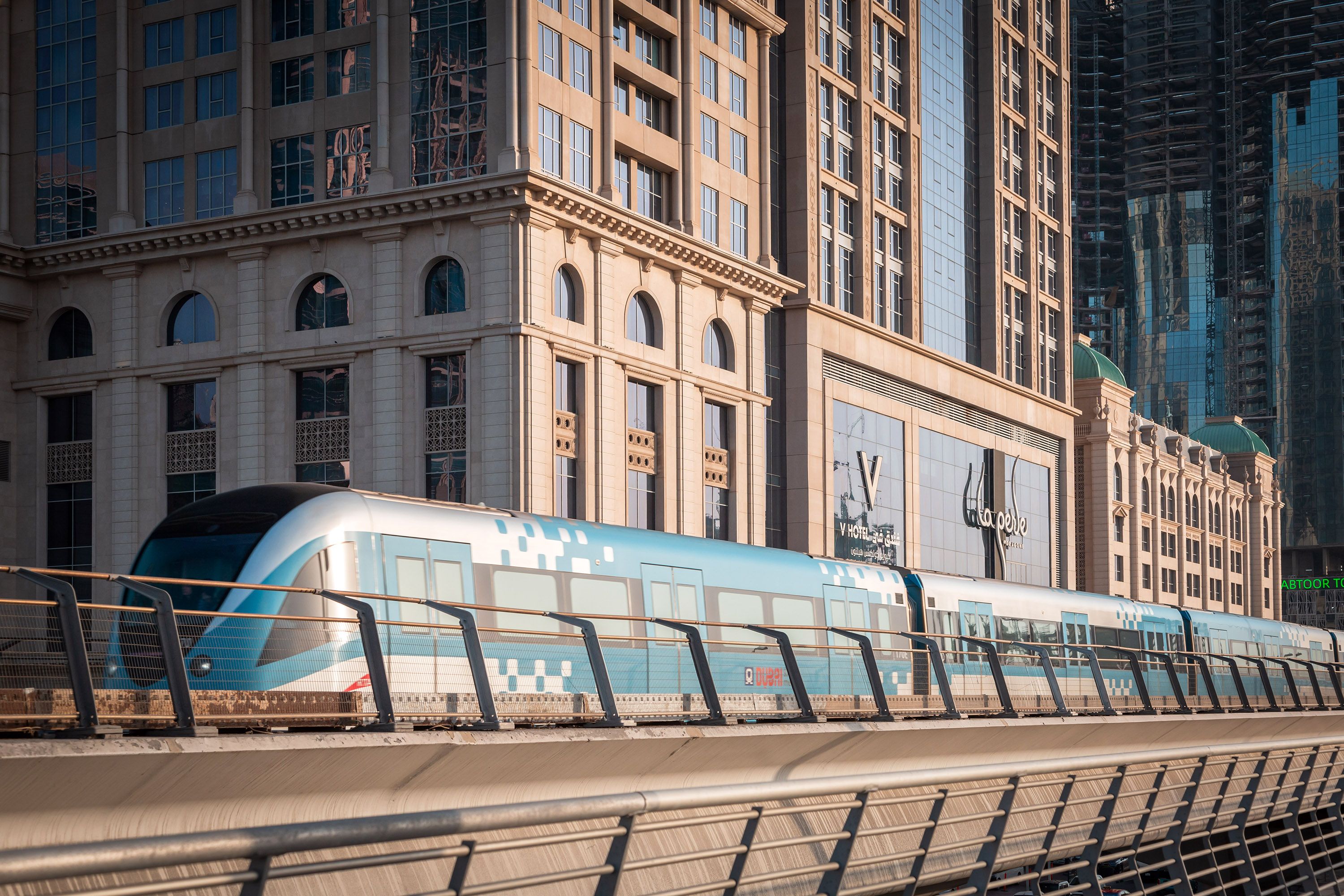 Modern Dubai Metro Train in Urban Setting · Free Stock Photo