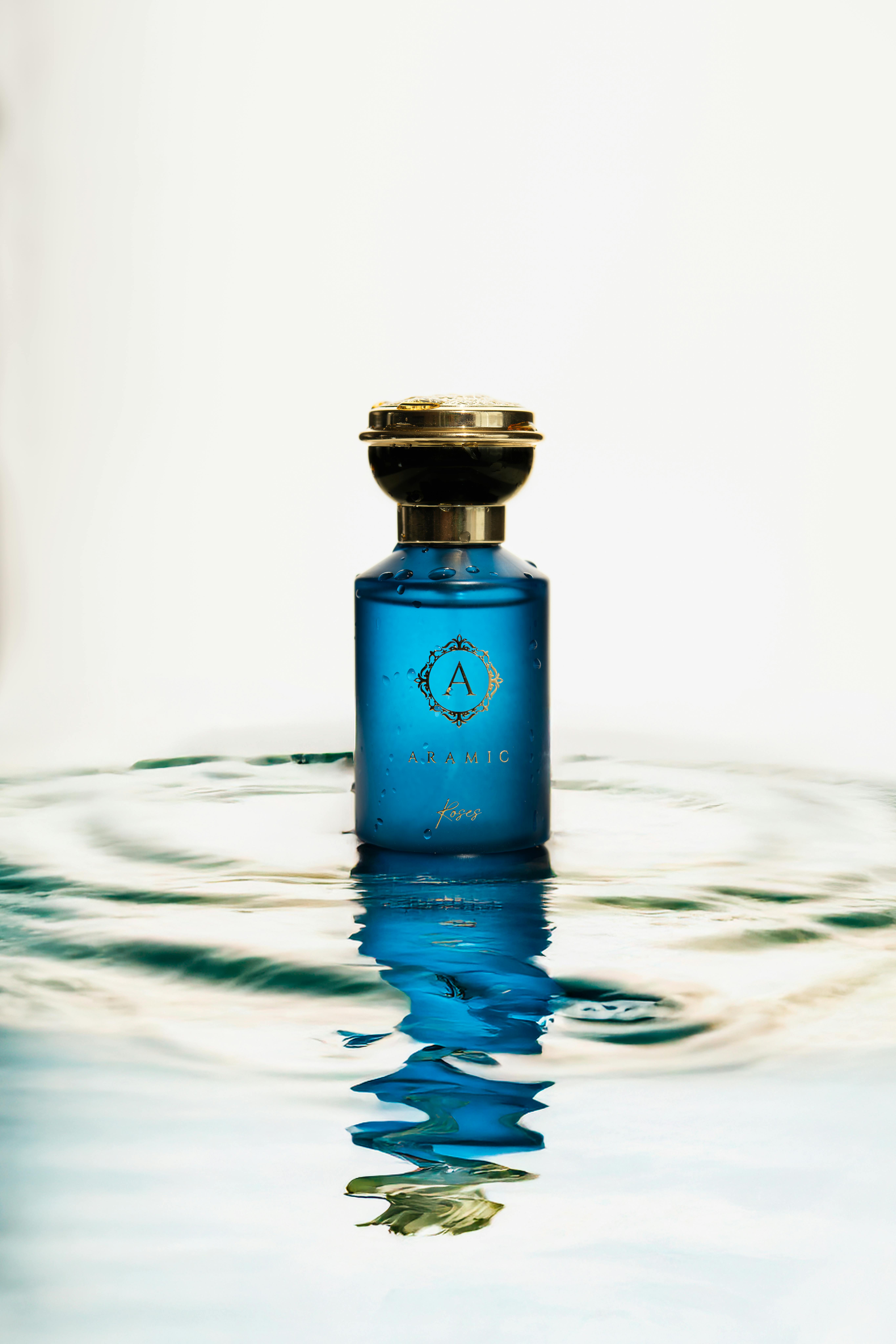 Botella De Perfume Azul De Lujo Sobre Aguas Tranquilas · Foto de stock ...
