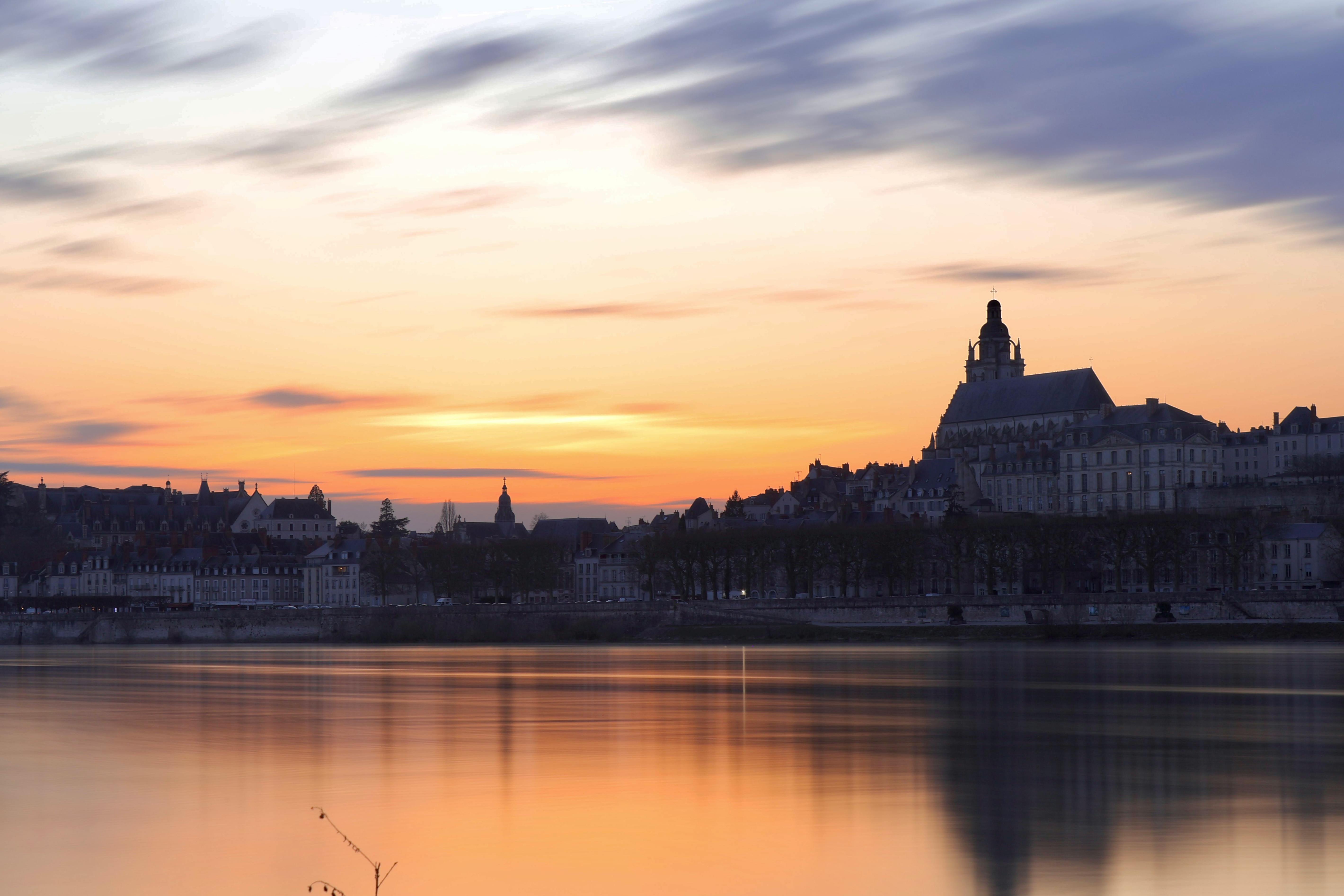 Coucher De Soleil Pittoresque Sur Blois Avec Reflet Sur La Loire · Photo gratuite