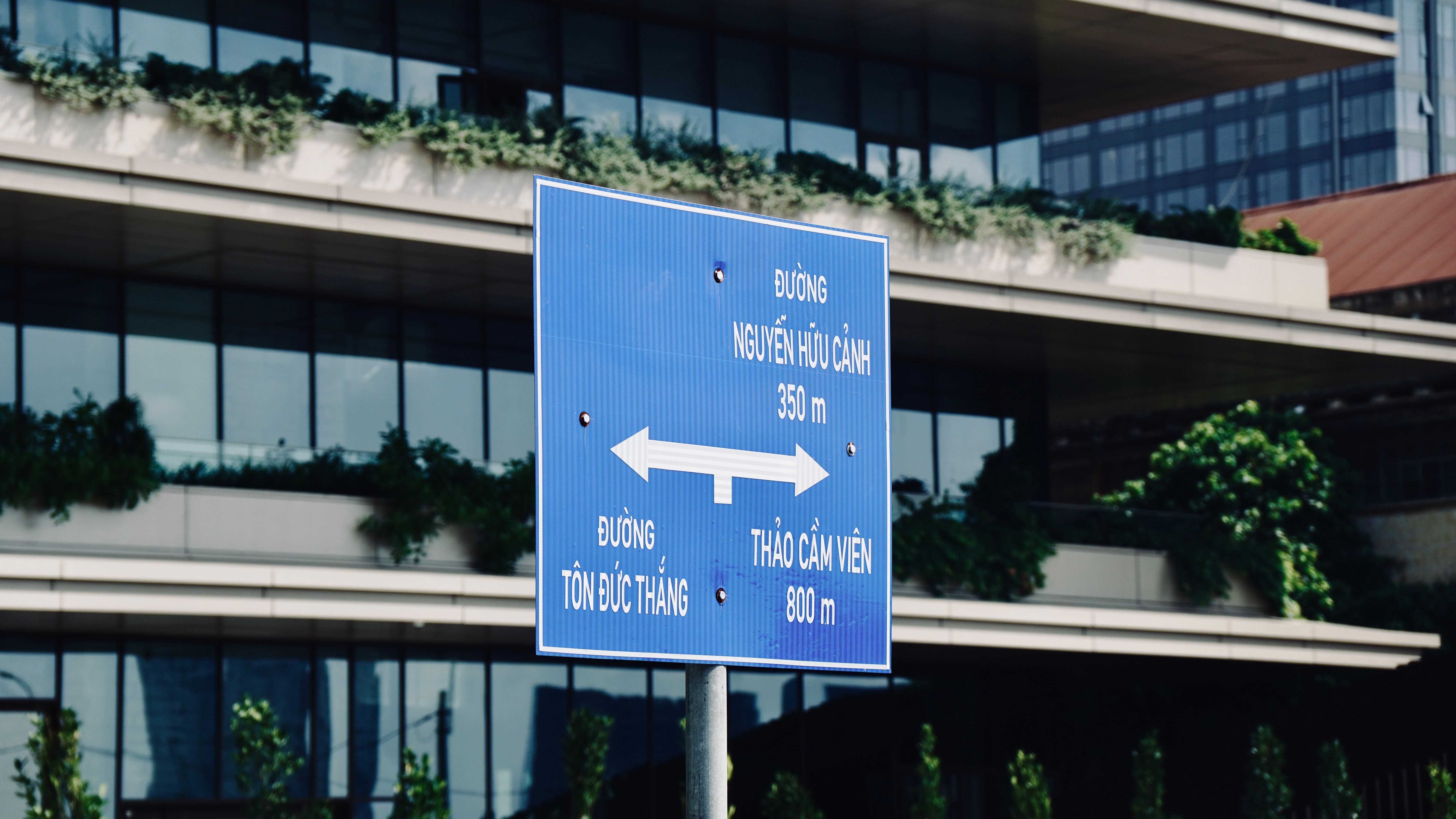 Street Sign in Urban Environment with Modern Building · Free Stock Photo