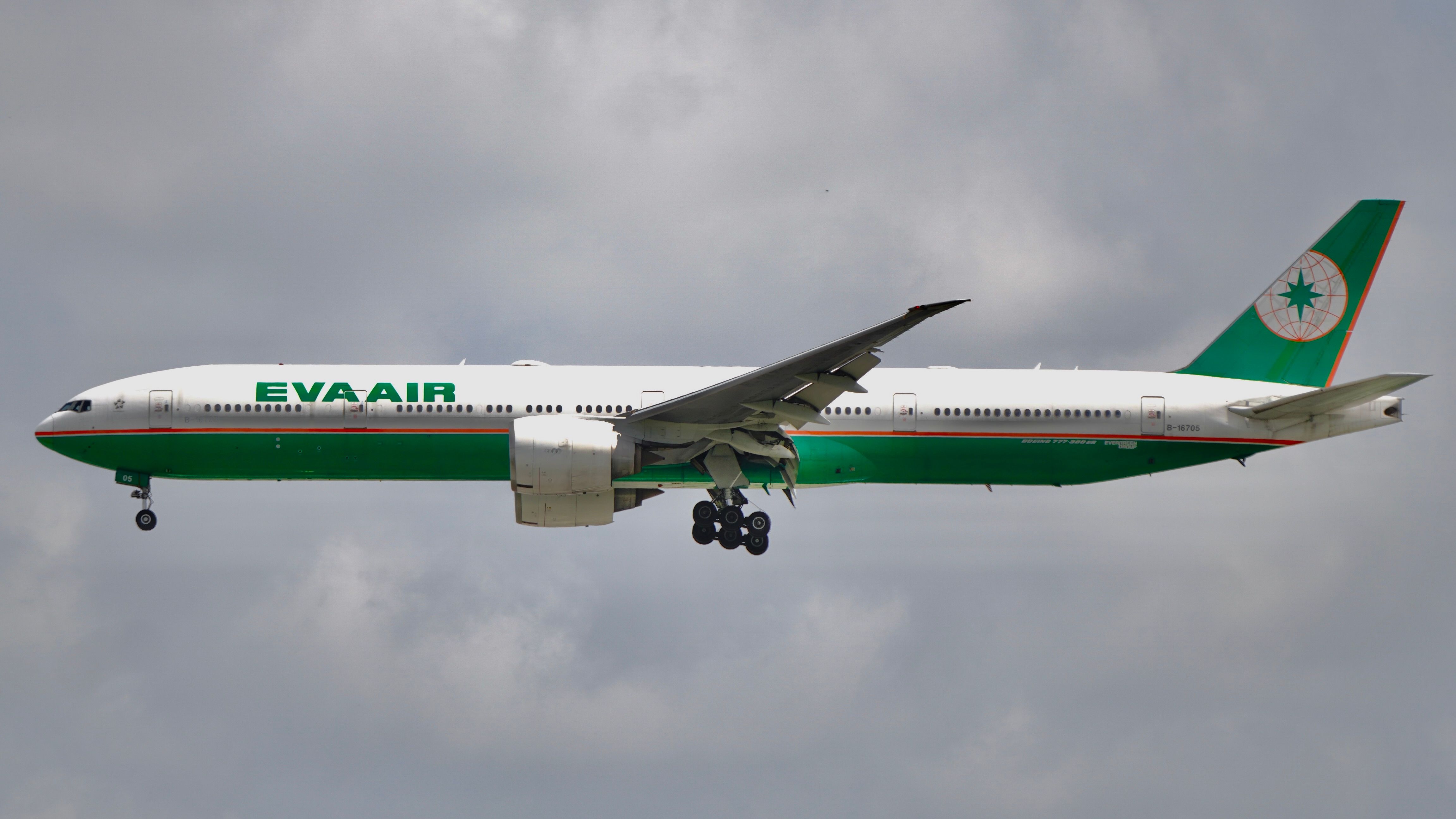 Boeing 777 Photos, Download The BEST Free Boeing 777 Stock Photos & HD ...