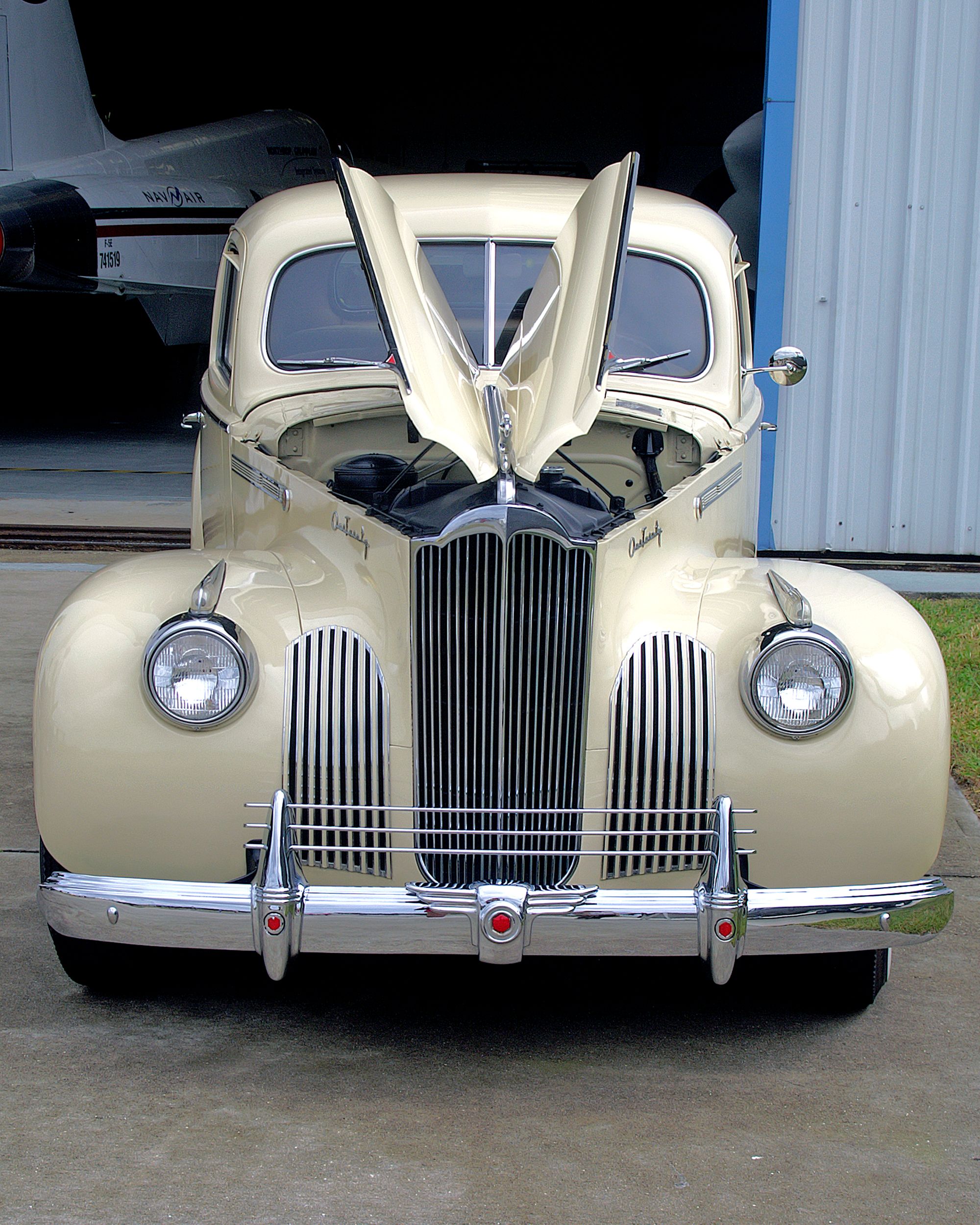 Classic 1941 Packard Car at Titusville Airfield · Free Stock Photo