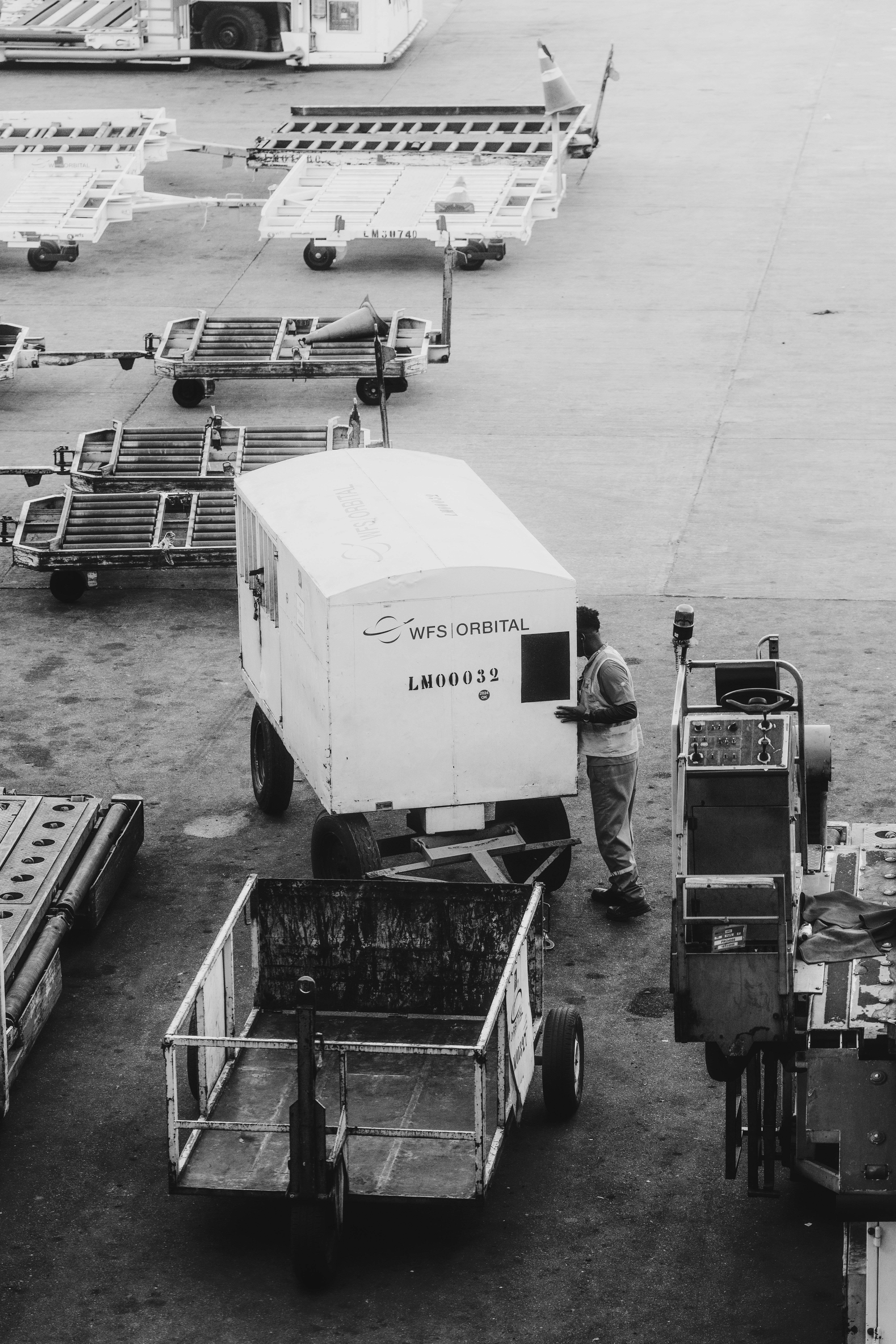 Airport Ground Crew Handling Equipment · Free Stock Photo