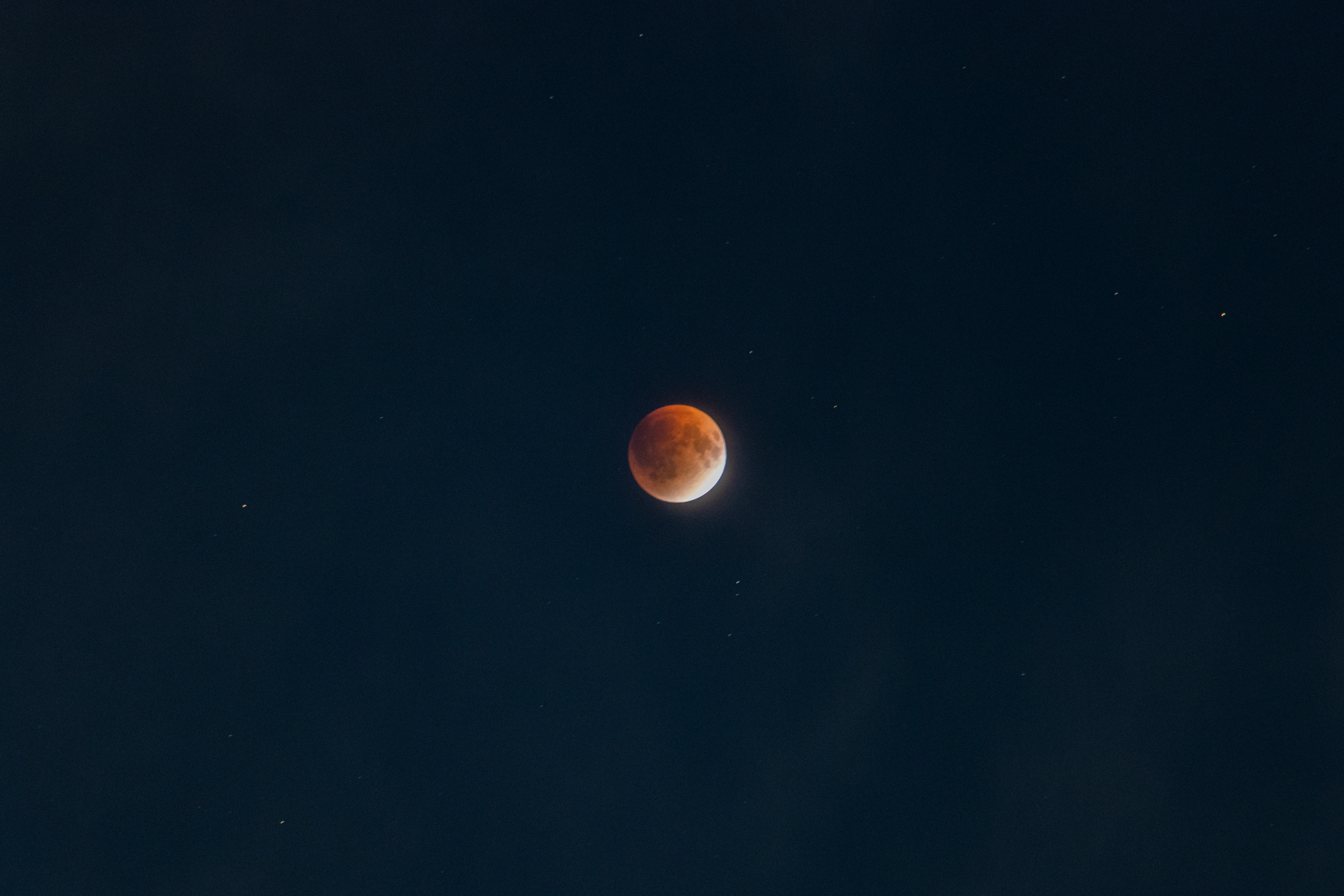 Eclipse Deslumbrante Da Lua De Sangue No Céu Noturno · Foto ...