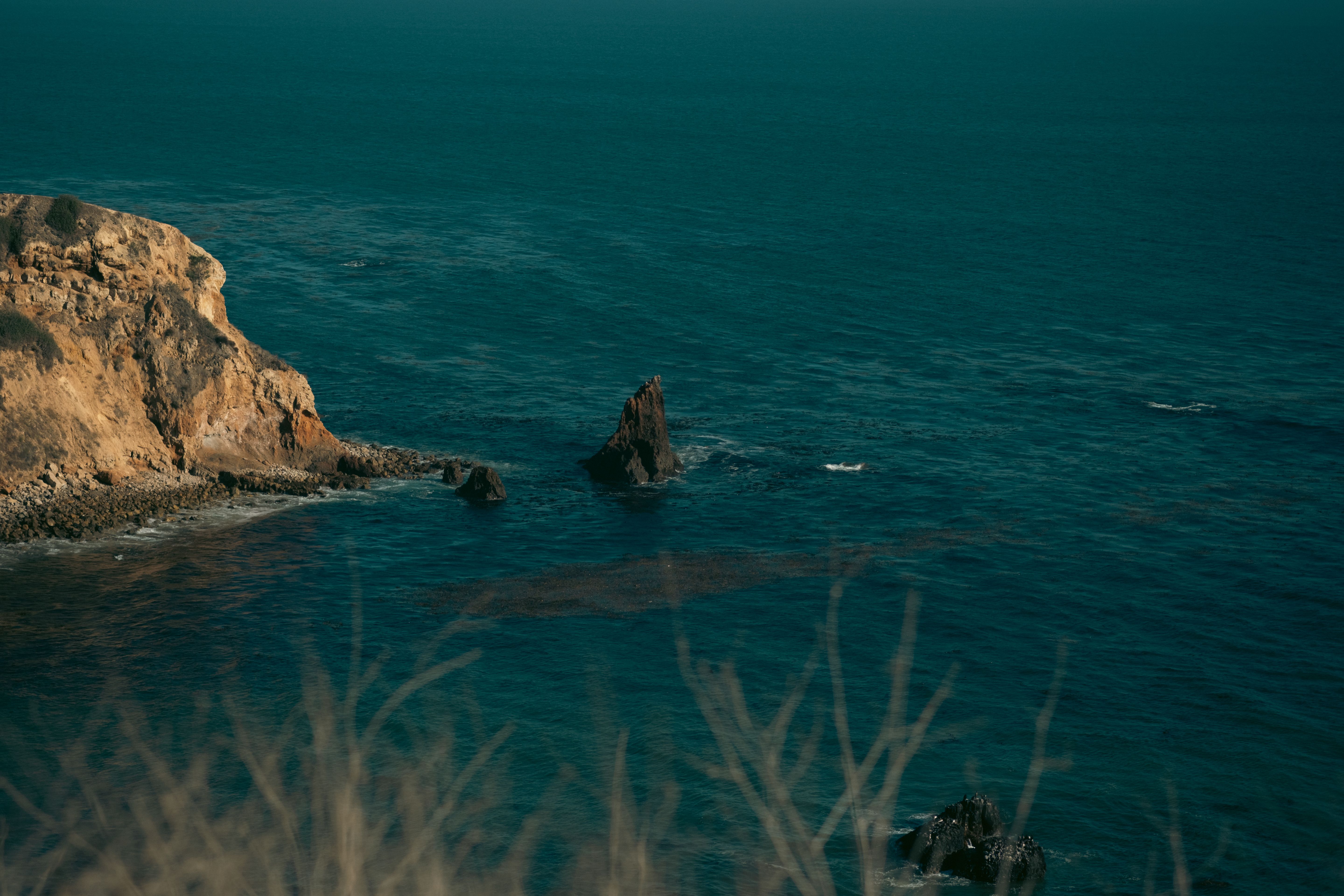 Dramatic Coastal Cliffs and Ocean View · Free Stock Photo