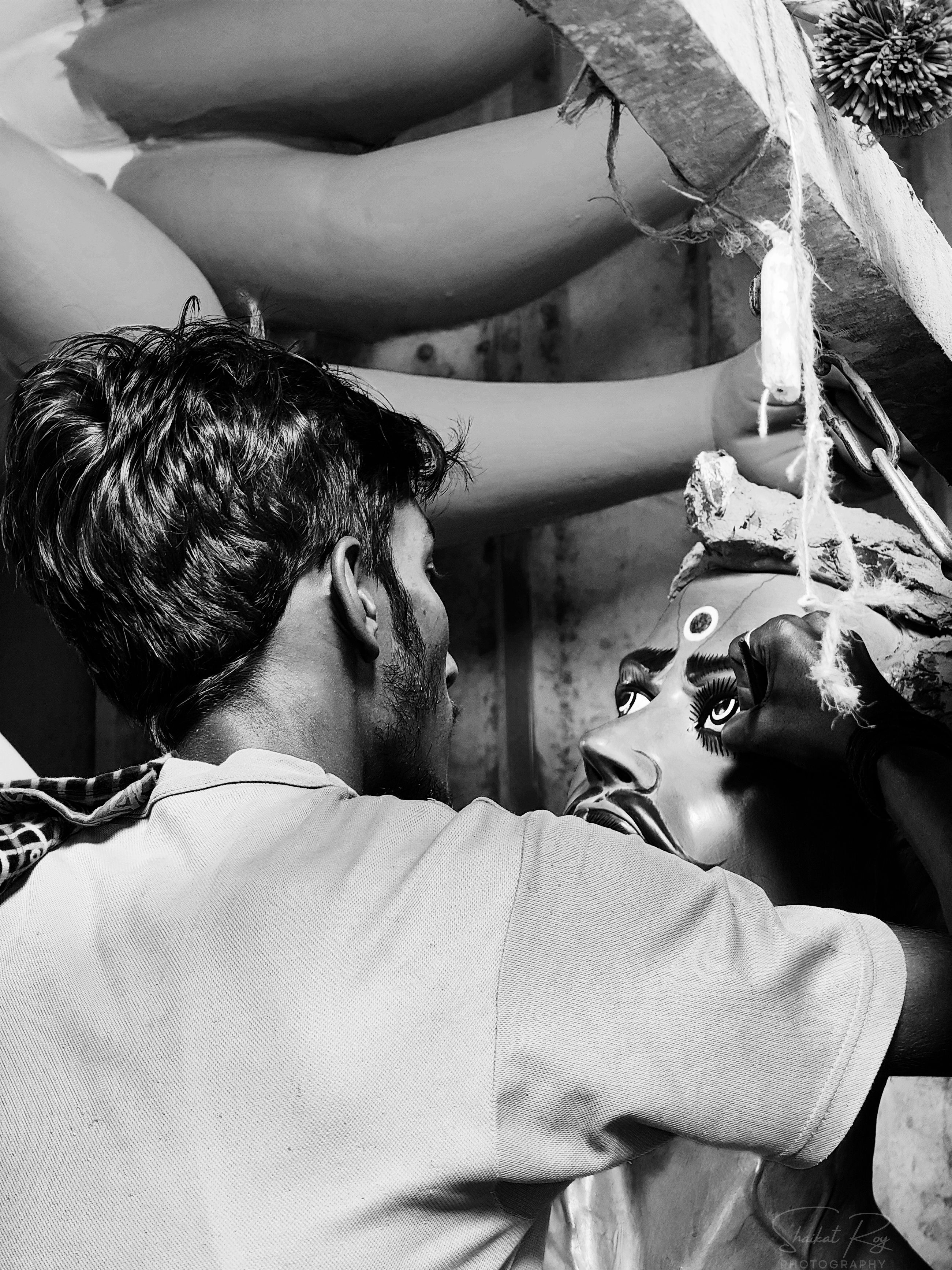 Artisan crafting clay idol in Kolkata workshop · Free Stock Photo