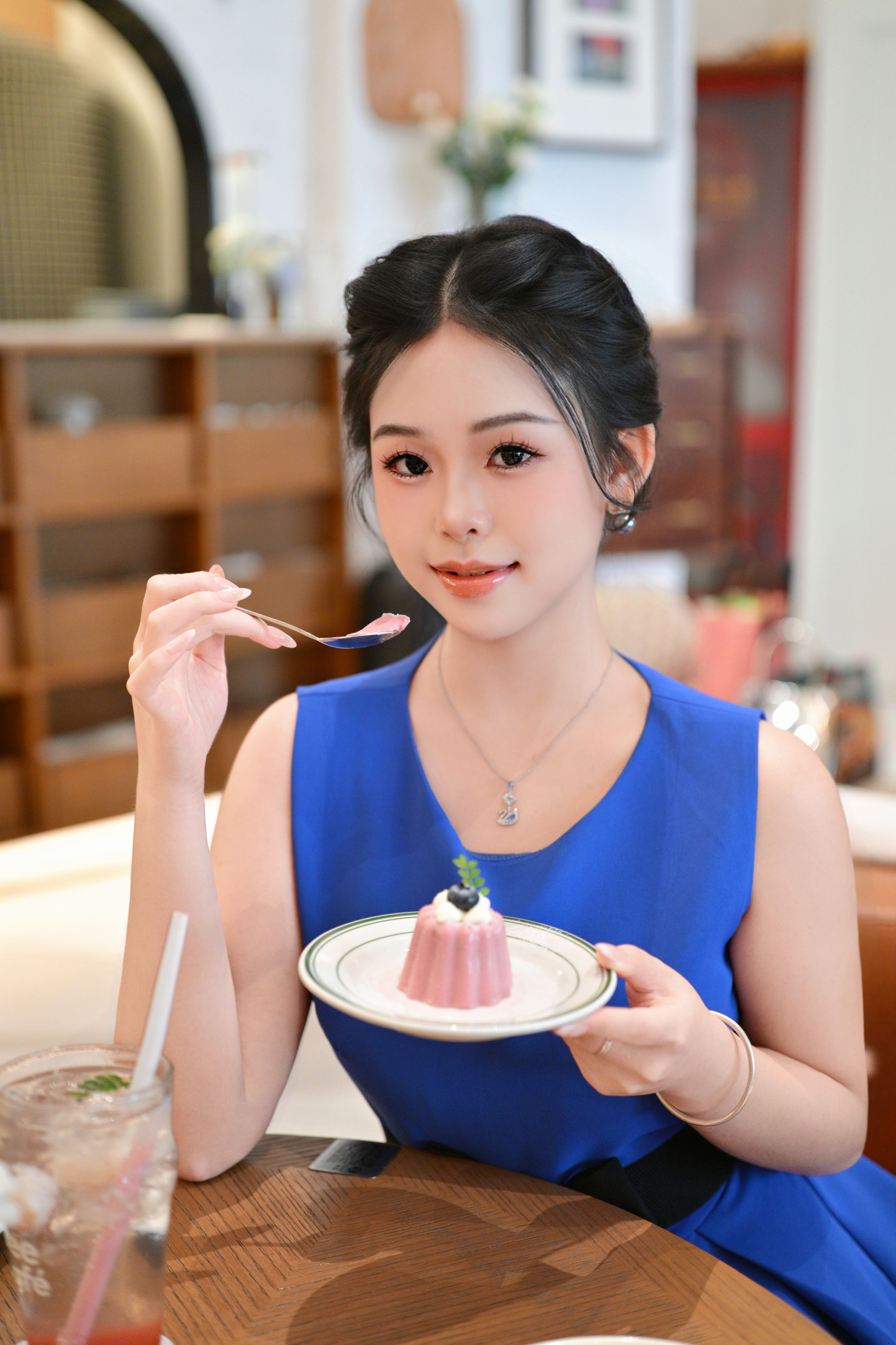 Woman In Cafe Photos, Download The BEST Free Woman In Cafe Stock Photos ...