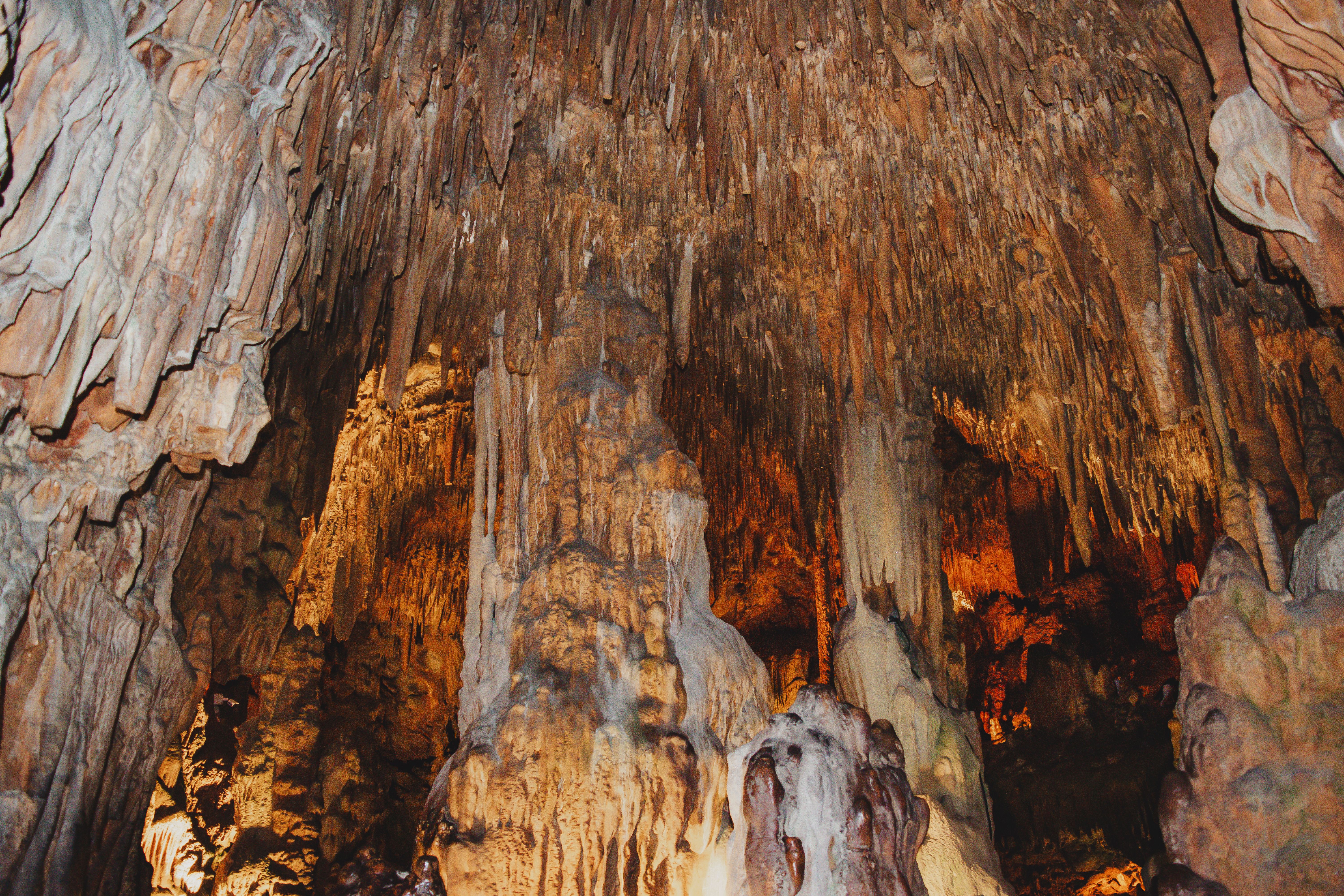 Stalaktit Dan Stalagmit Bawah Tanah Yang Menakjubkan Di Dalam Gua ...