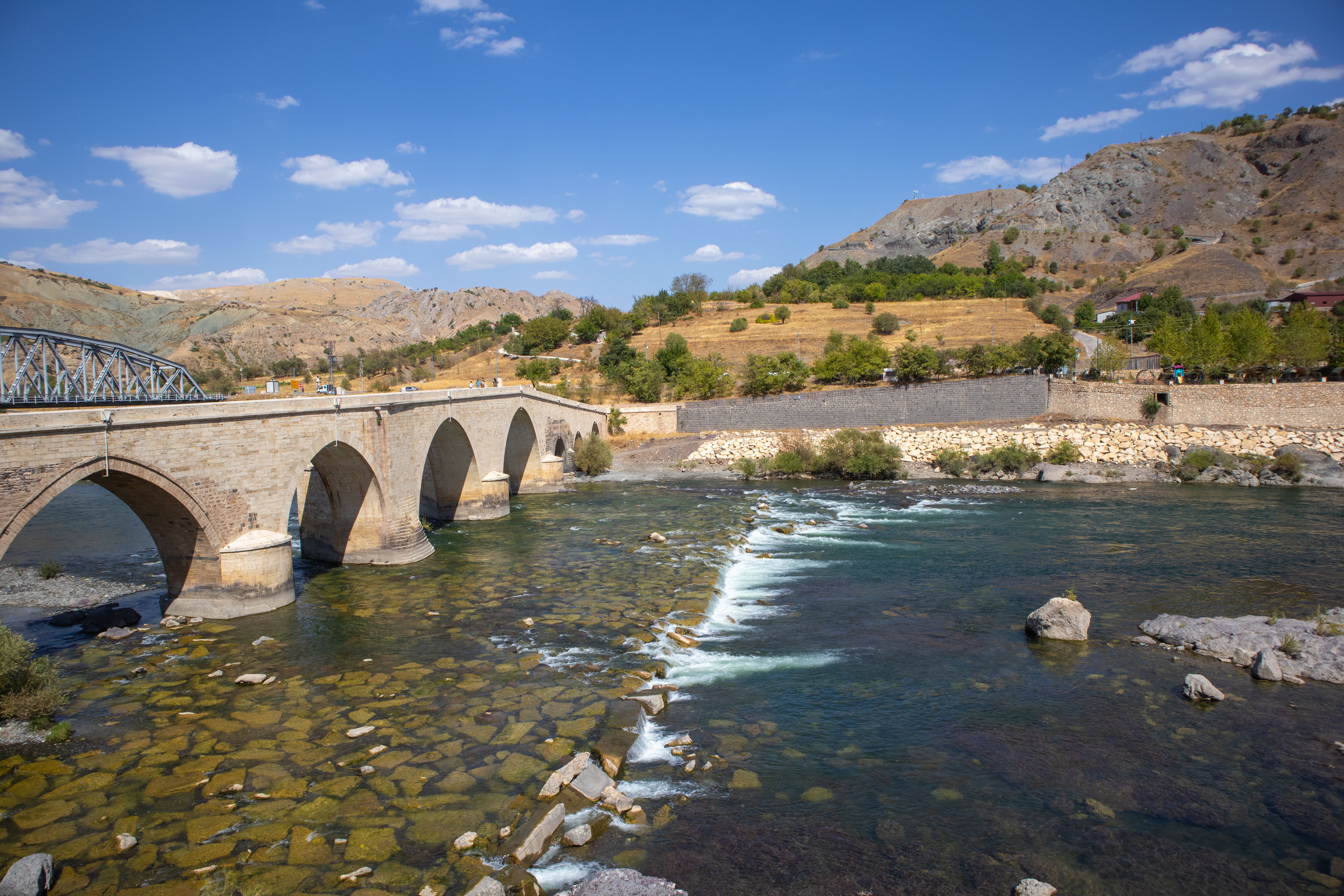 Scenic Bridge Over River in Palu, Türkiye · Free Stock Photo