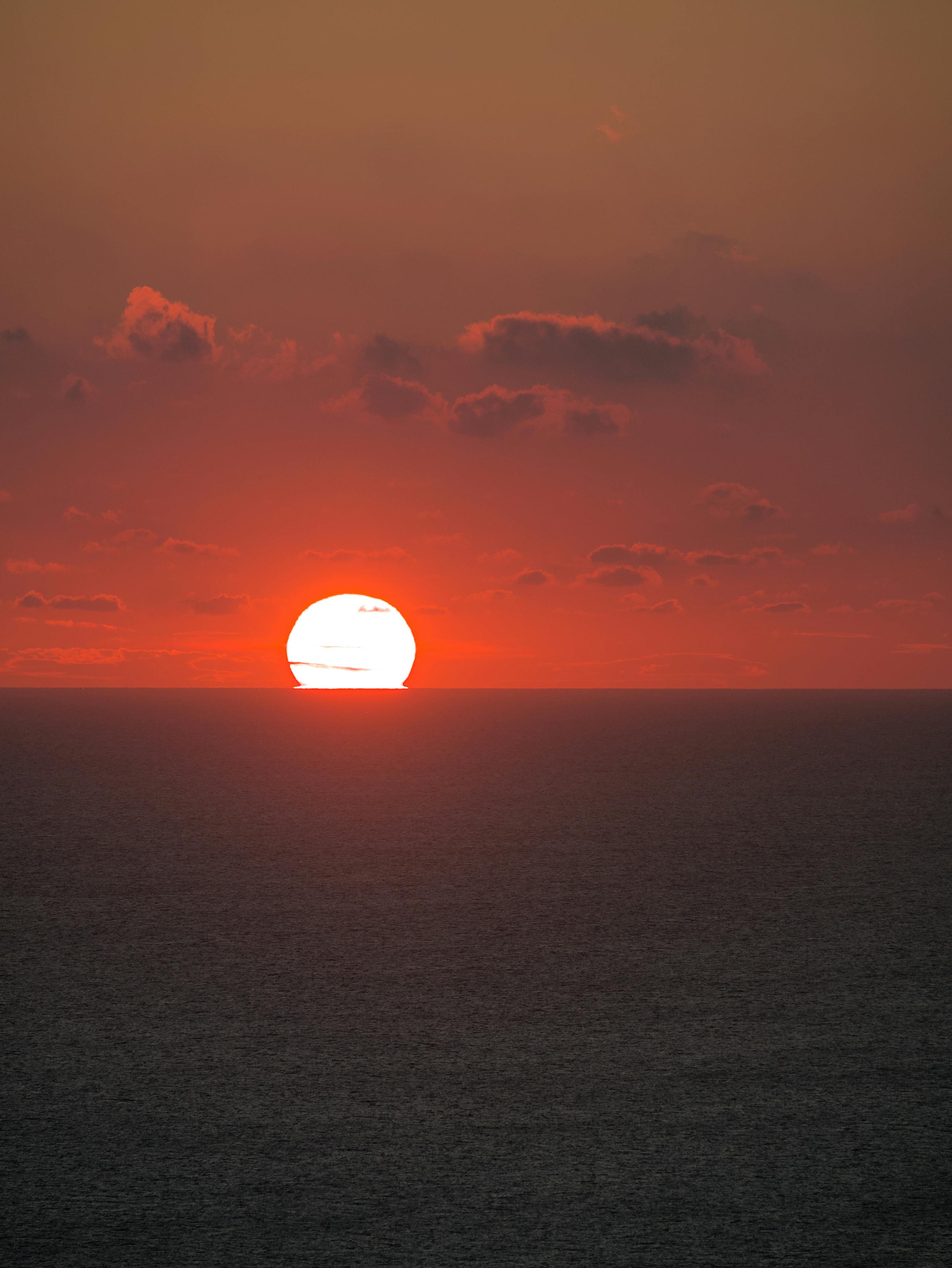 Serene Ocean Sunrise with Vibrant Colors · Free Stock Photo