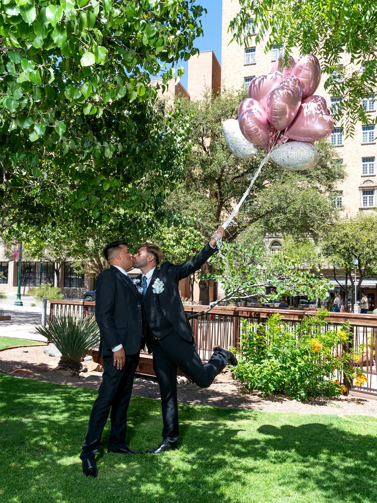 Kissing+On+Her+Thighs+Gifs Photos, Download The BEST Free Kissing+On ...