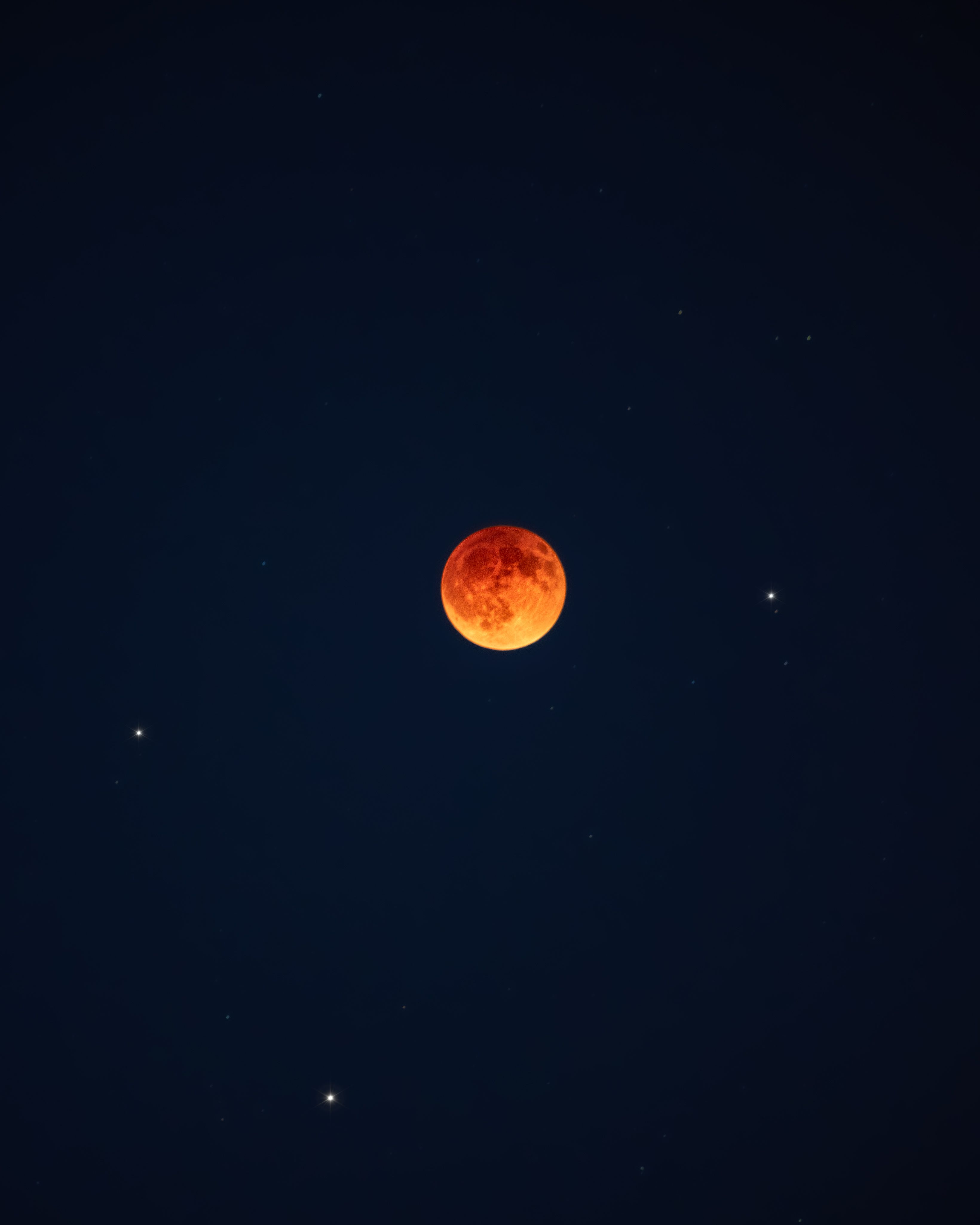 Bulan Darah Di Atas Ohrid: Gerhana Bulan Yang Menawan · Foto Stok Gratis
